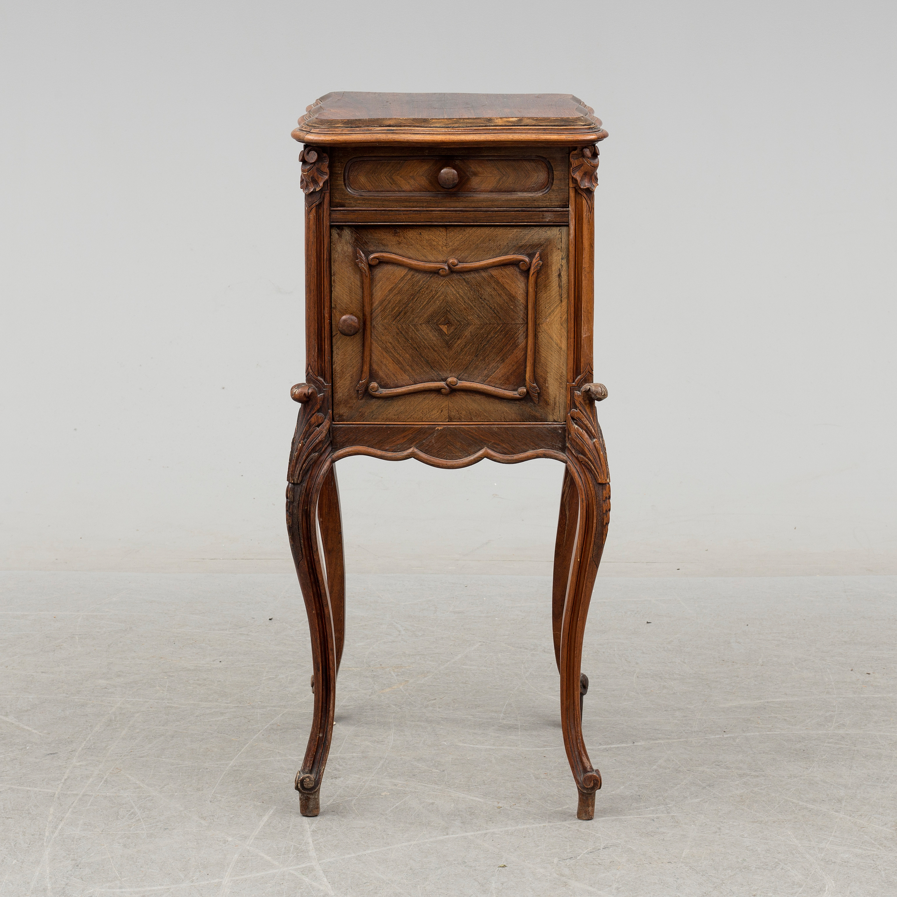 A late 19th century rococo style bedside table. - Bukowskis