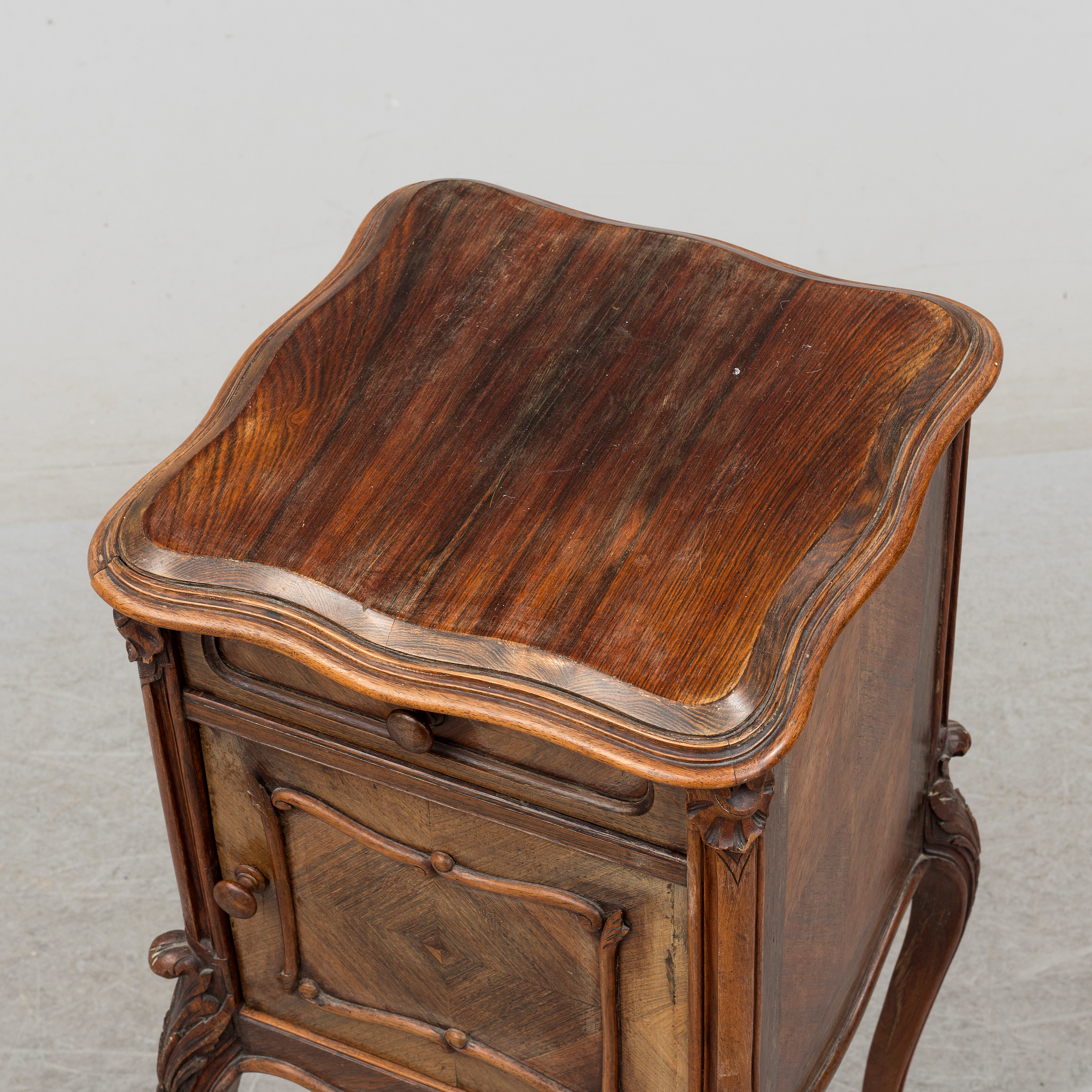 A late 19th century rococo style bedside table. - Bukowskis