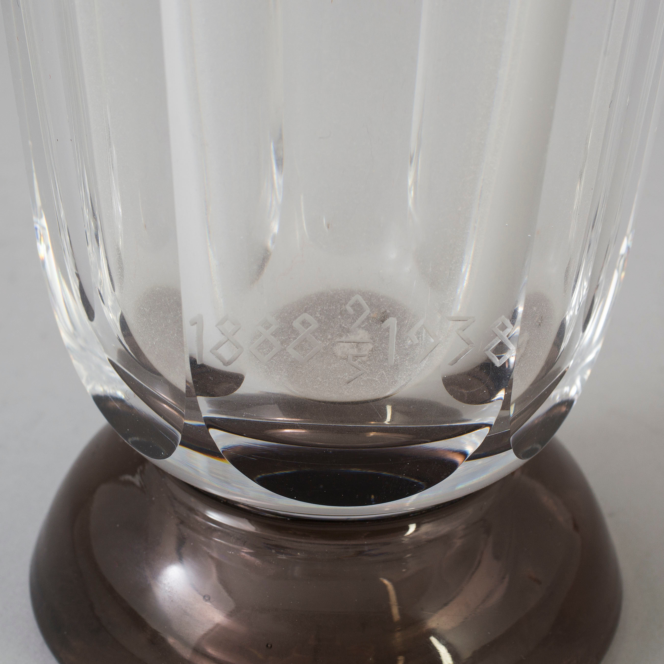 VICKE LINDSTRAND, Vase, Orrefors, signed and numbered 1441. - Bukowskis