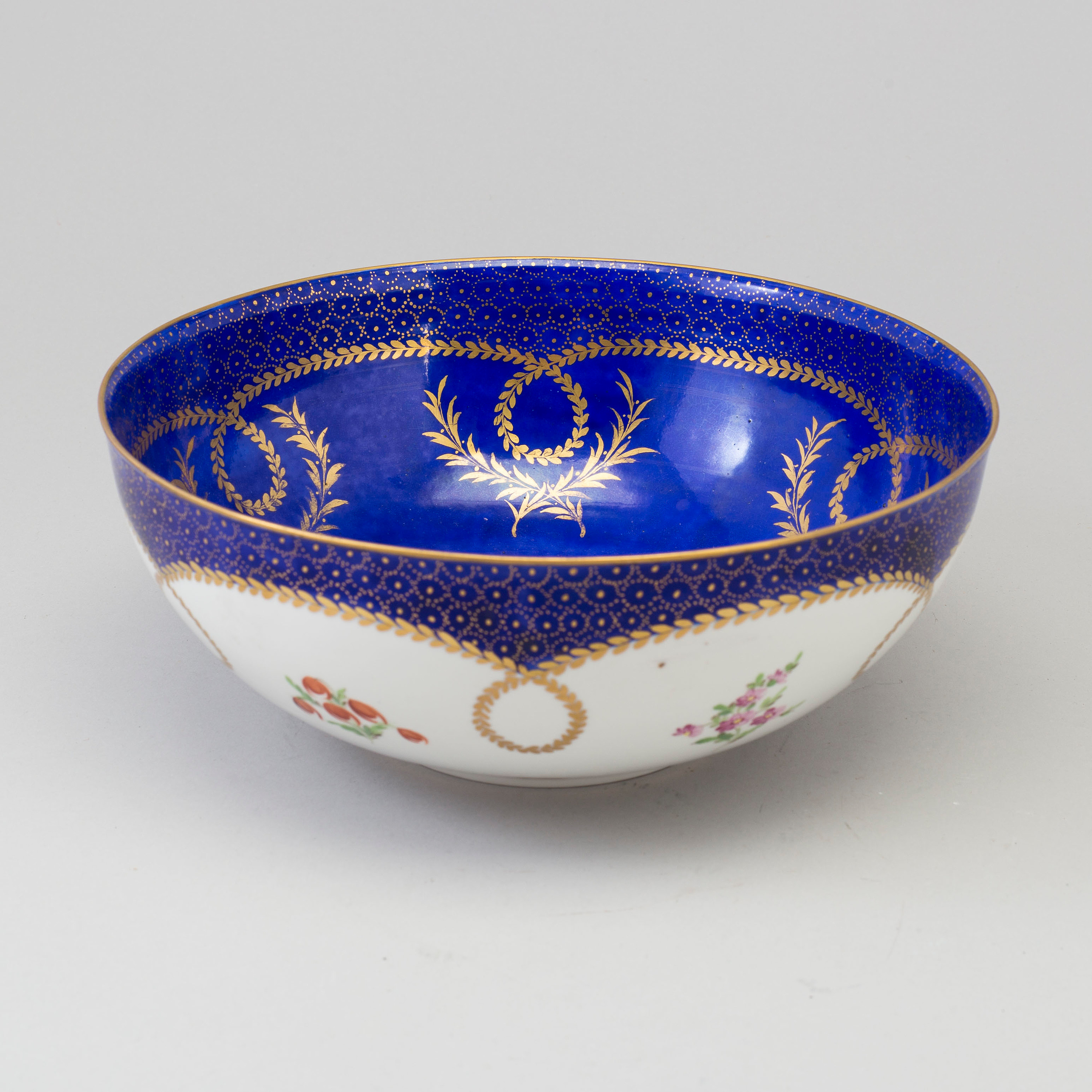 An 18th century pseudo-Sevres porcelain bowl. - Bukowskis