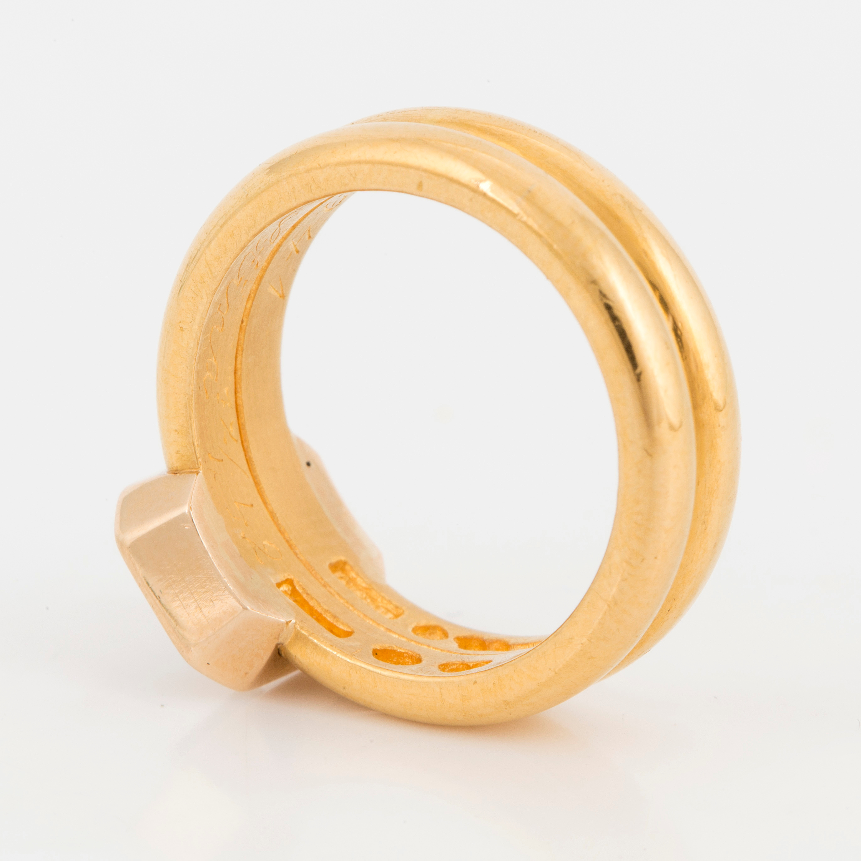 RING, 23K guld med diamant. - Bukowskis