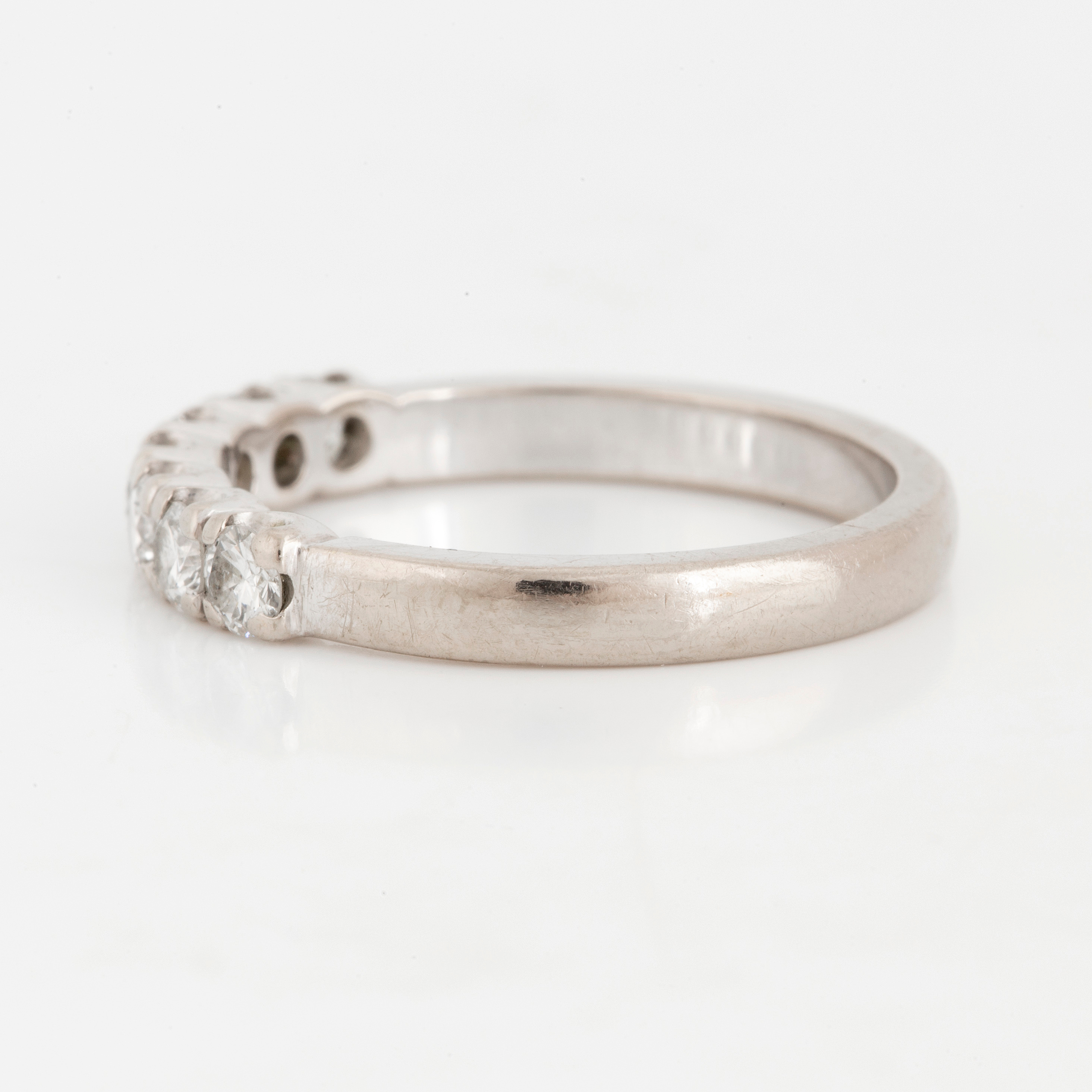 ALLIANSRING med runda briljantslipade diamanter. - Bukowskis