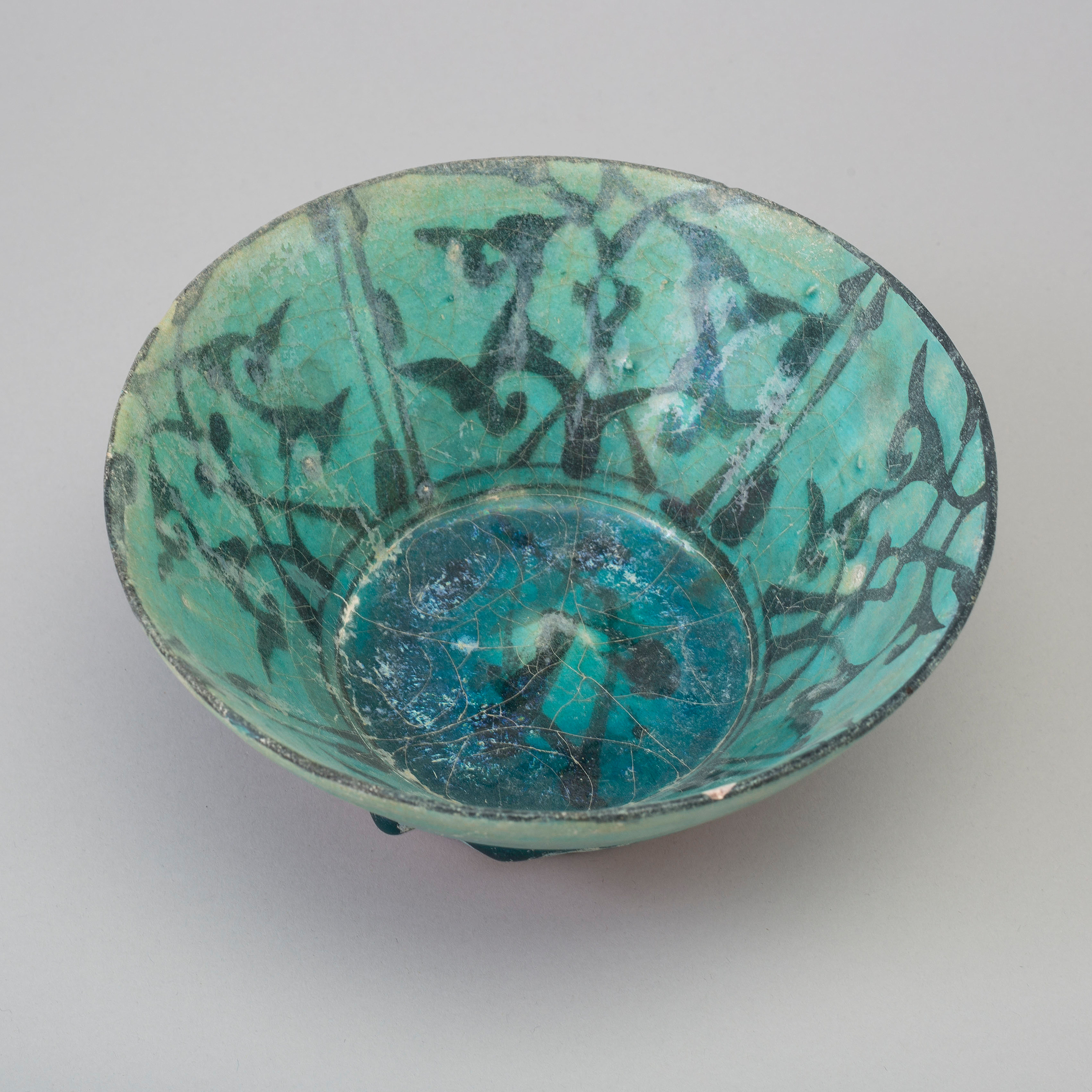 A PERSIAN POTTERY BOWL FROM kASHAN PROBABLY 11TH CENTURY. - Bukowskis