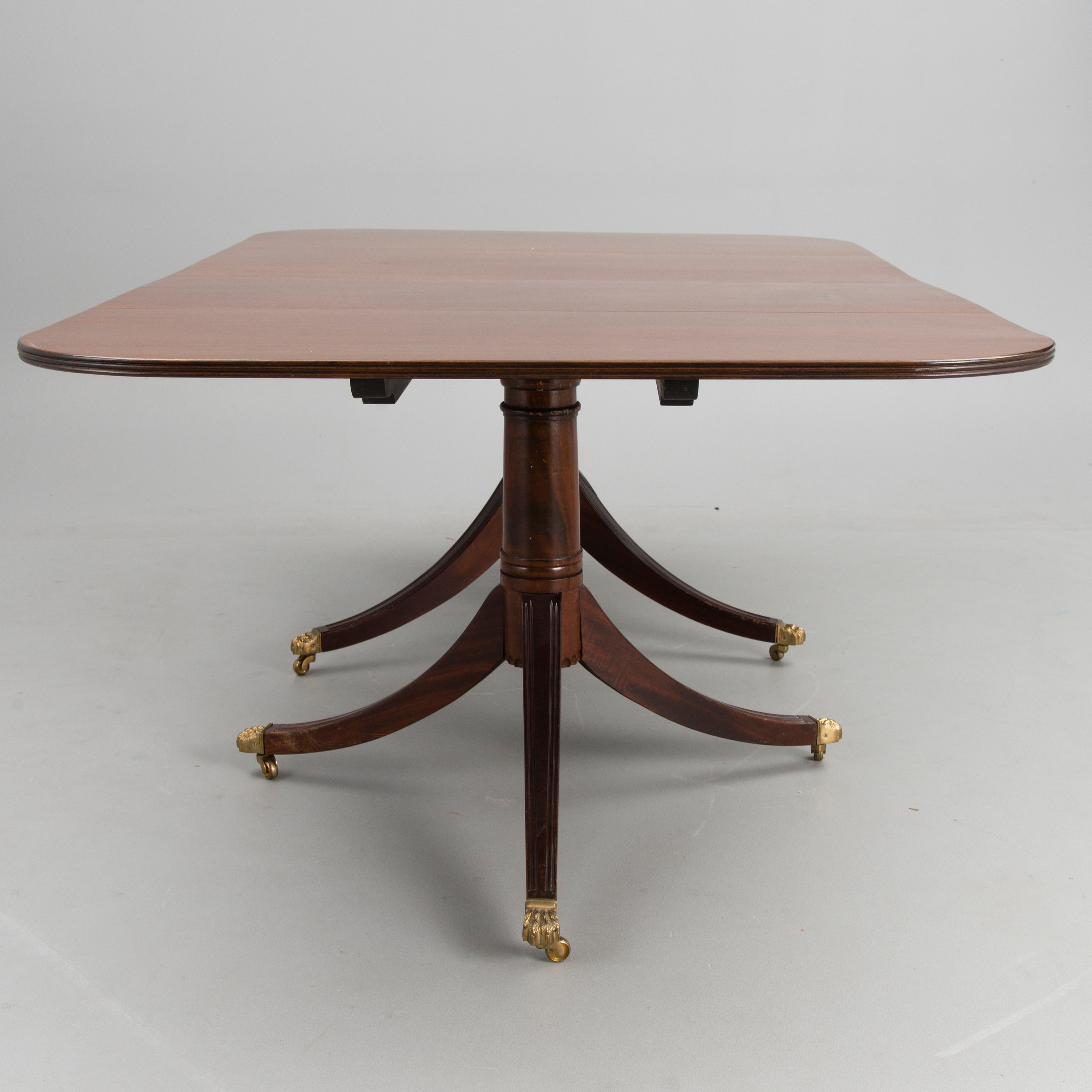 An English dining table, 20th Century. - Bukowskis