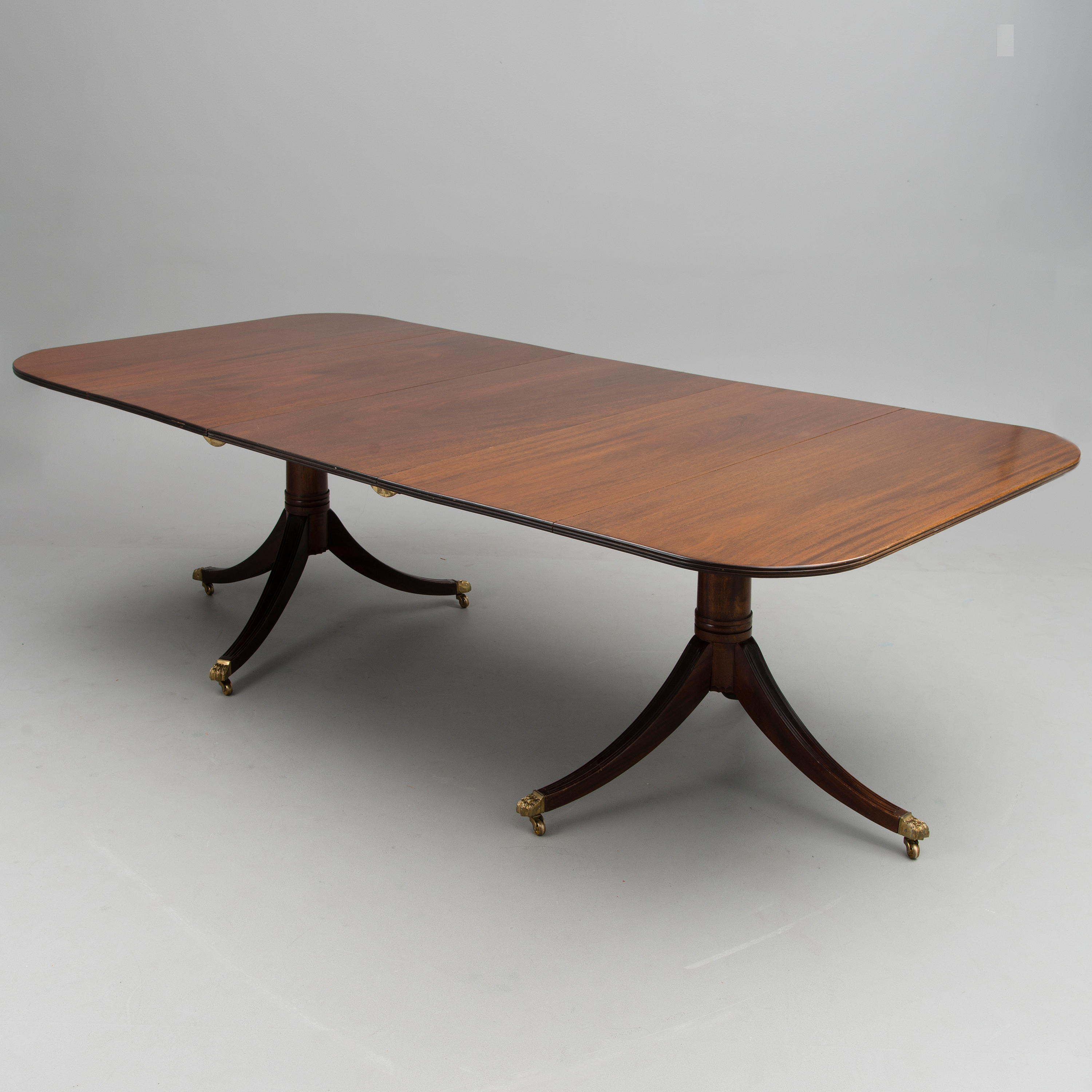 An English dining table, 20th Century. - Bukowskis