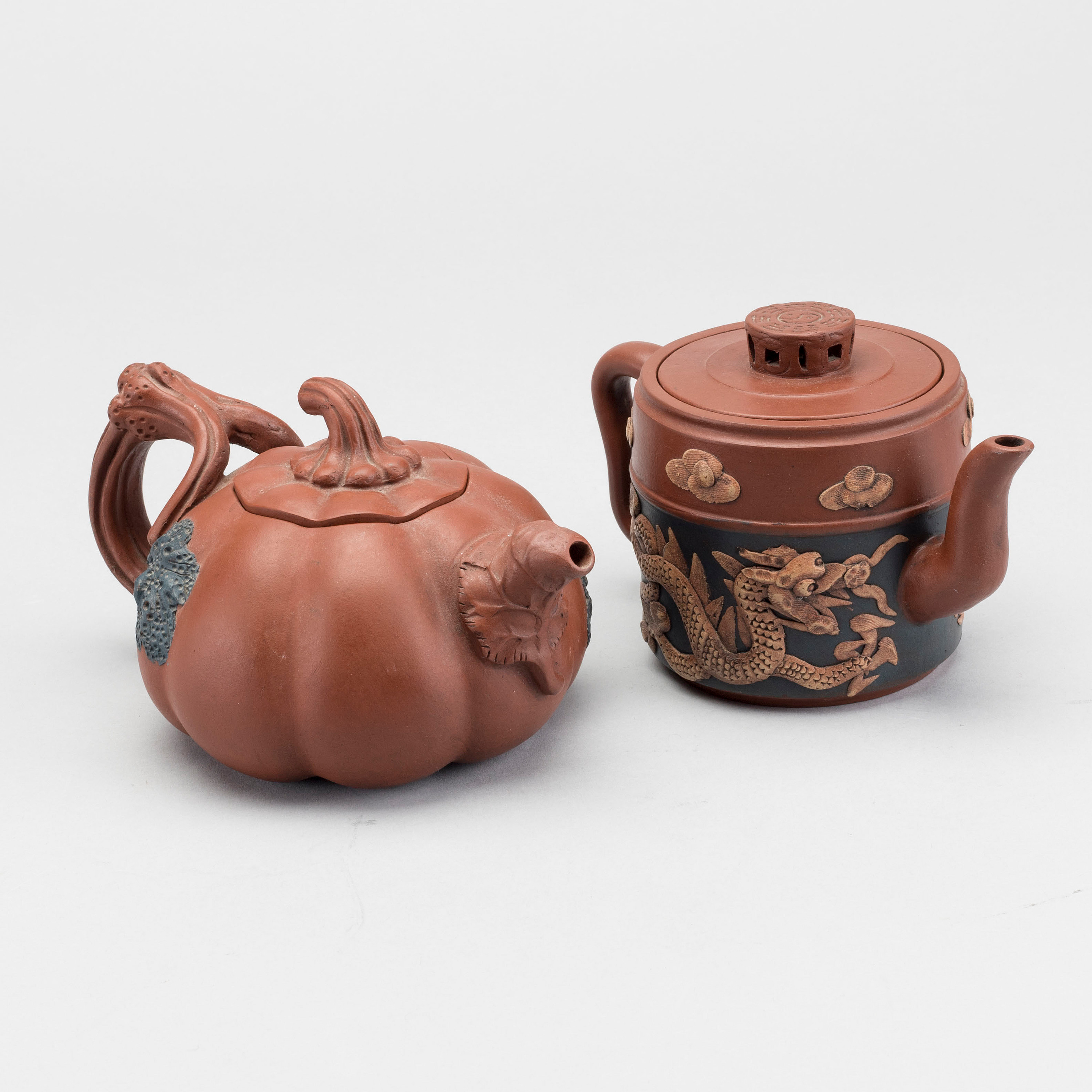 Two Yixing pottery chinese tea pots. - Bukowskis