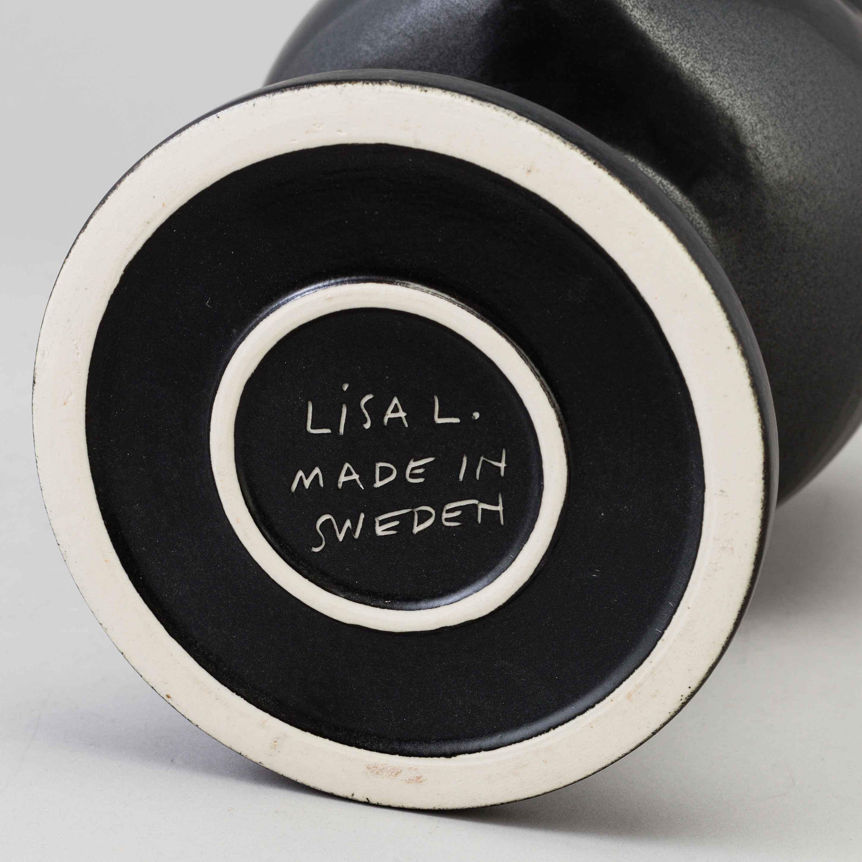 A Lisa Larson flower pot, Gustavsberg, Sweden. - Bukowskis