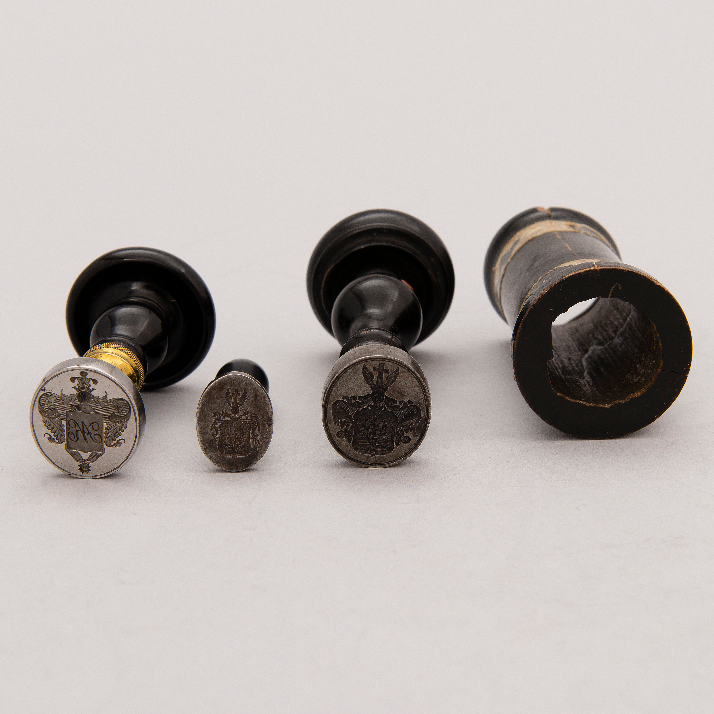 Set of three 19th/20th Century wood and metal signet stamps. - Bukowskis