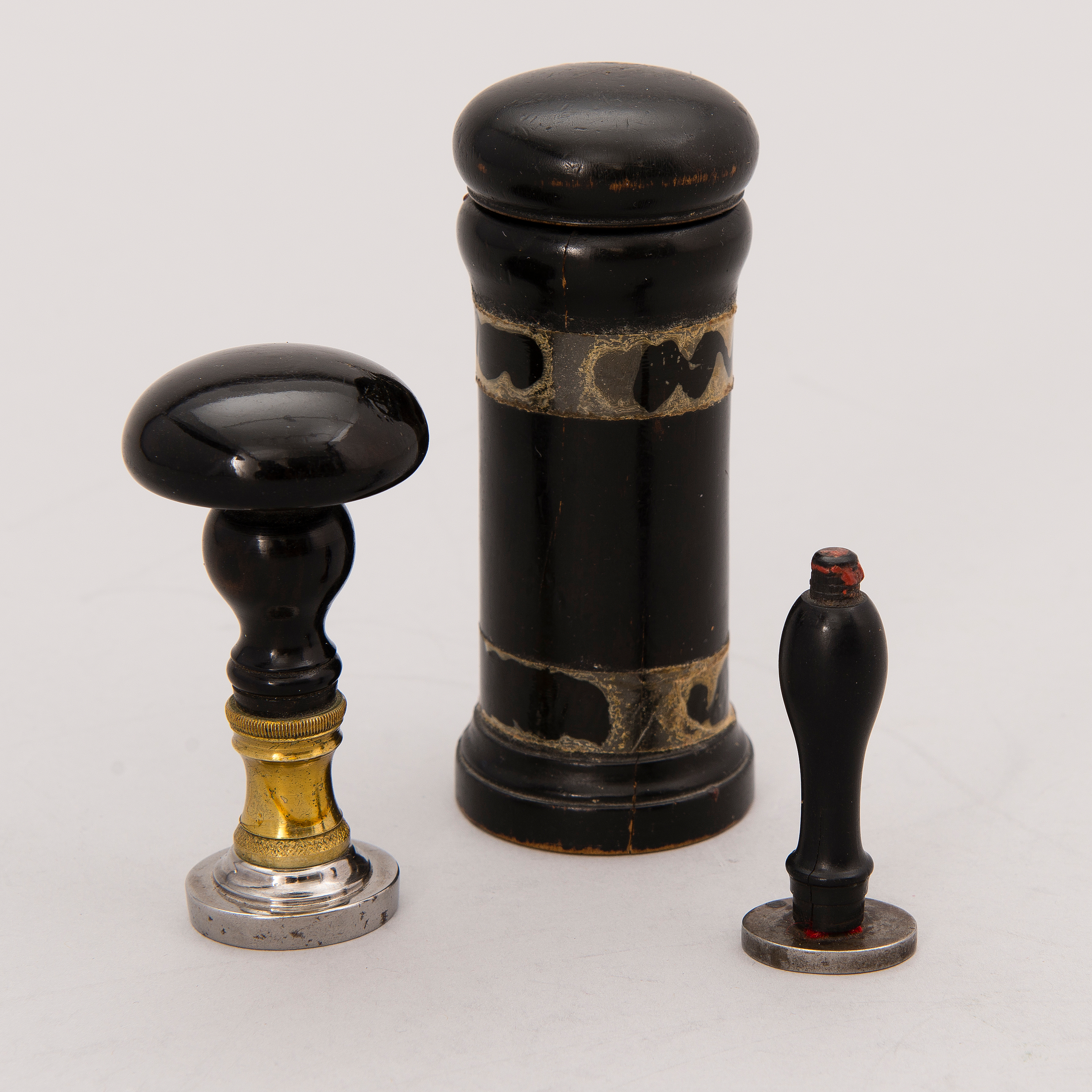 Set of three 19th/20th Century wood and metal signet stamps. - Bukowskis