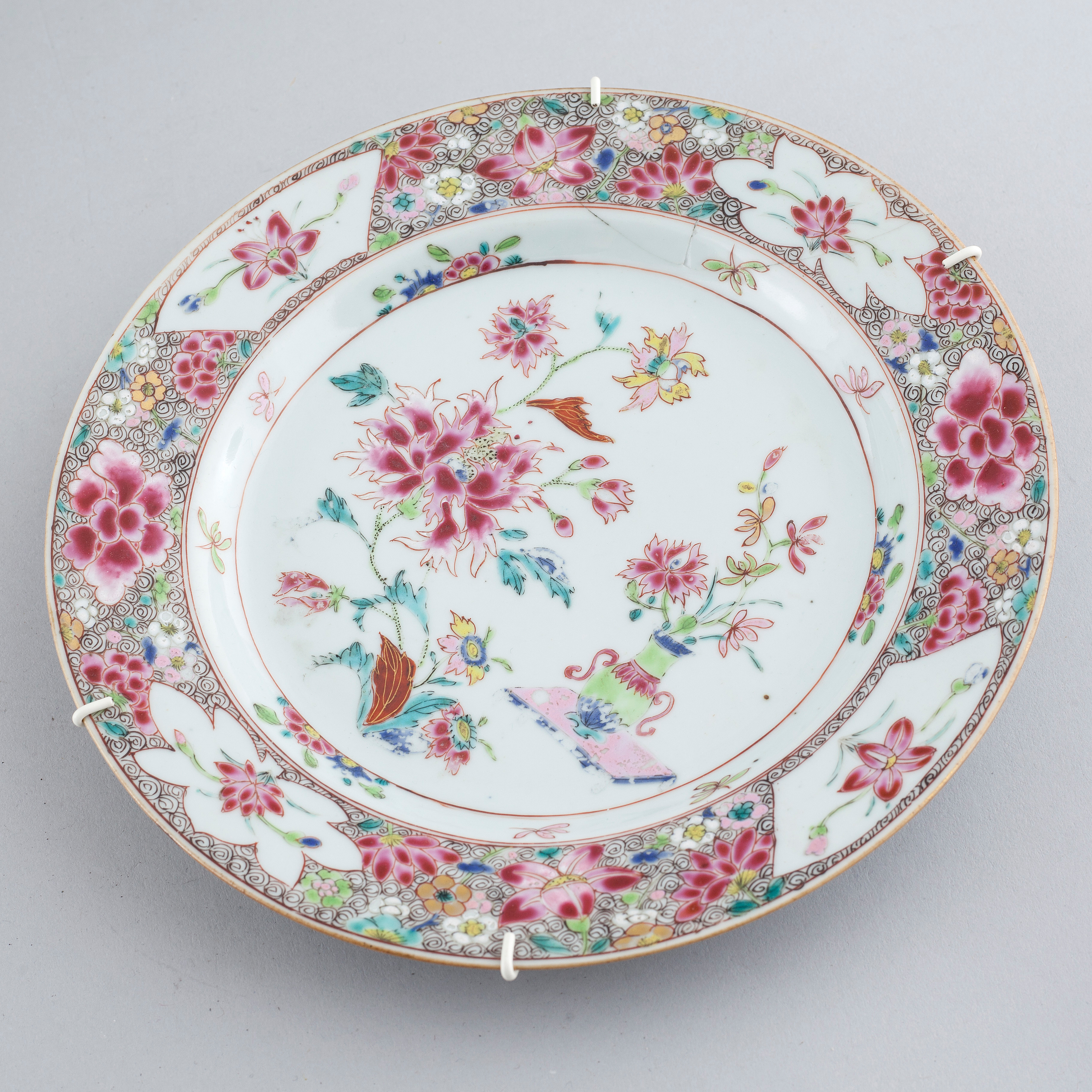 Five polychrome Chinese porcelain plates, Qing dynasty, 18th century ...