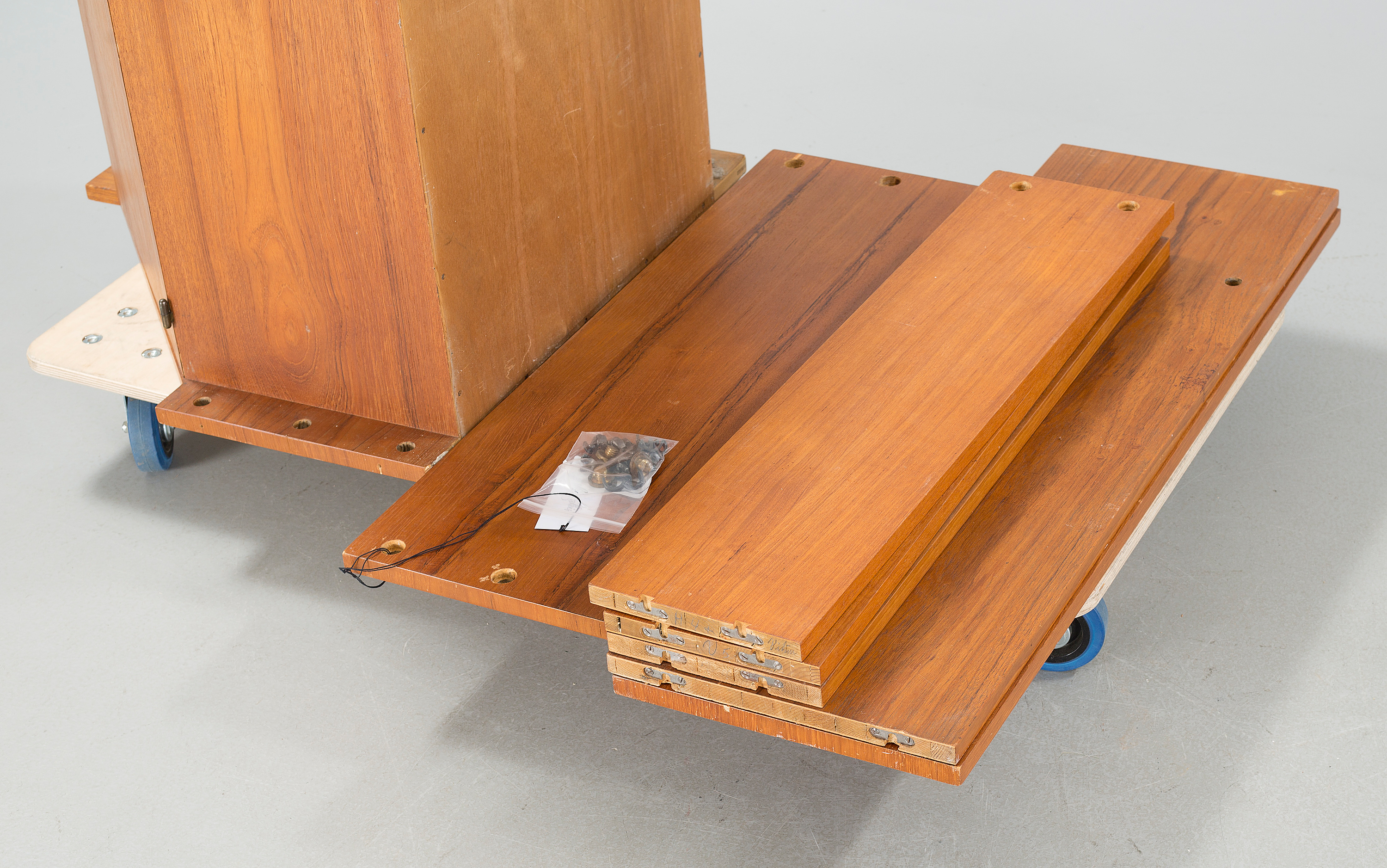 HYLLSYSTEM, möjligen Olle Pira, 1950/60-tal. - Bukowskis