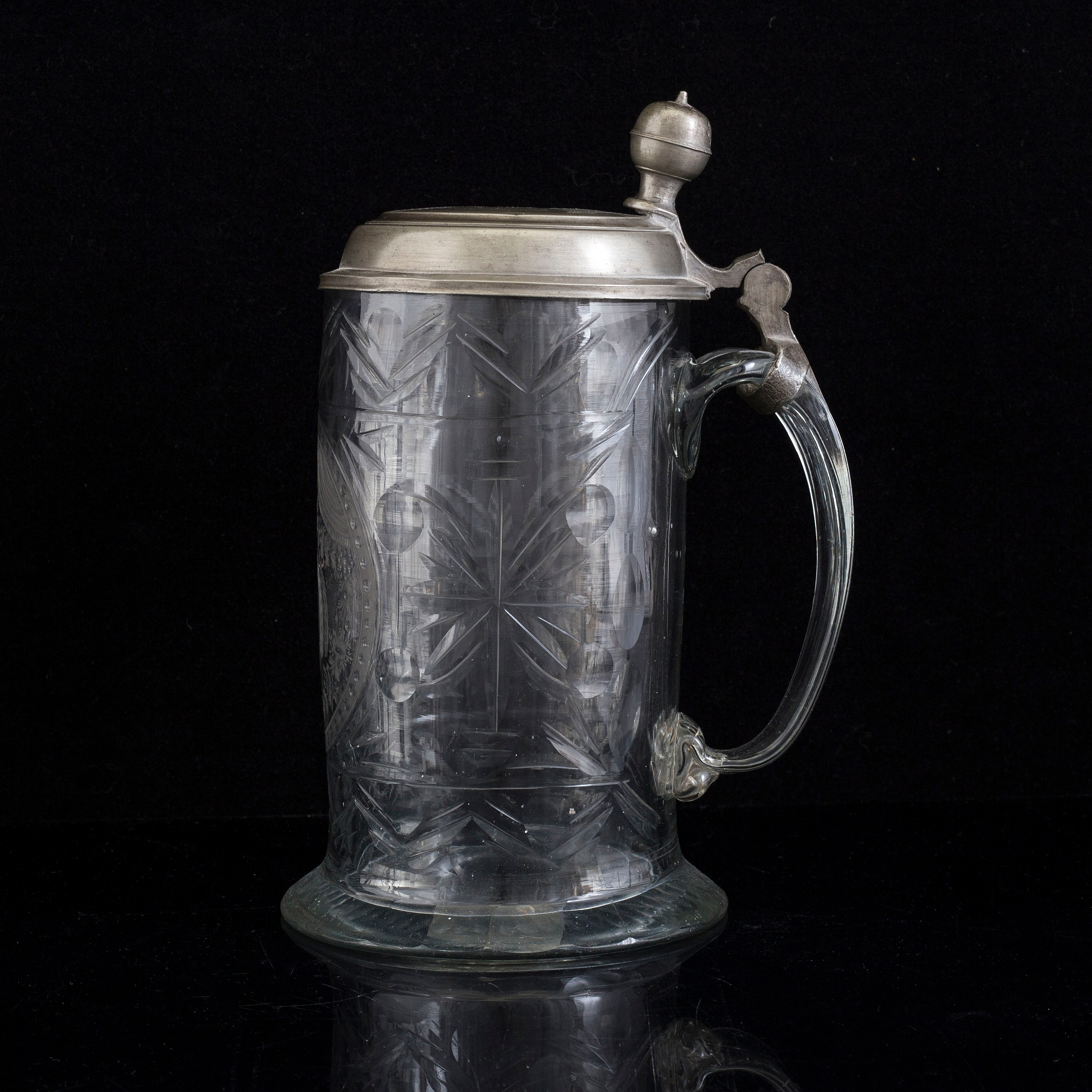 A 19th century glass tankard with pewter lid and a glass flask. - Bukowskis
