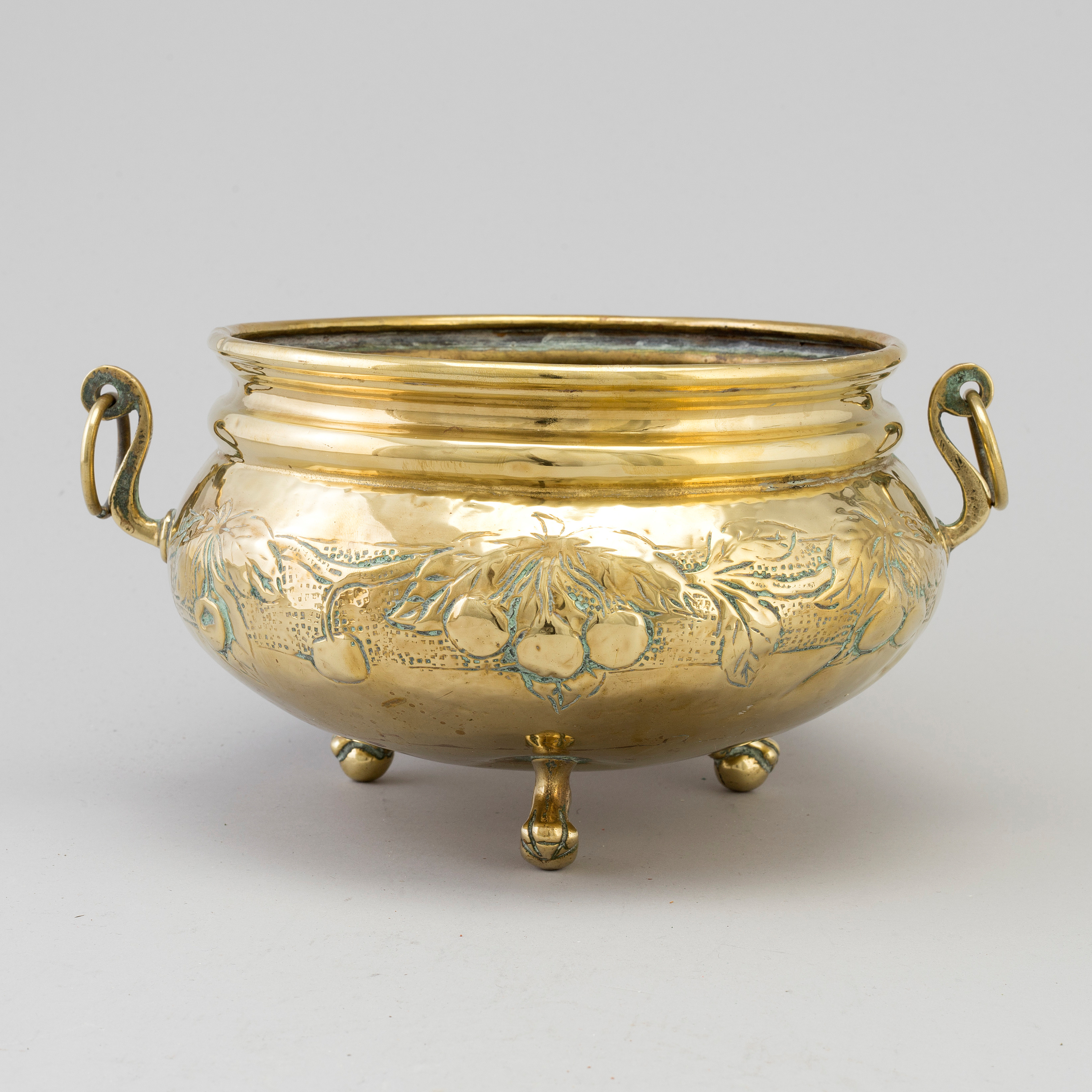A 19th century brass flower pot. - Bukowskis