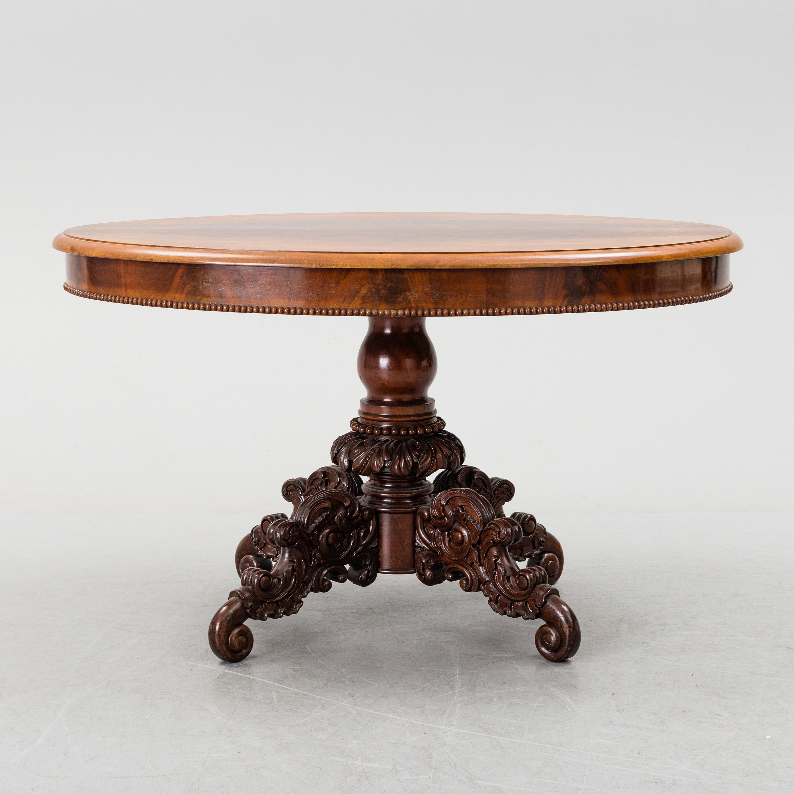 A mid 19th century mahogny table. - Bukowskis