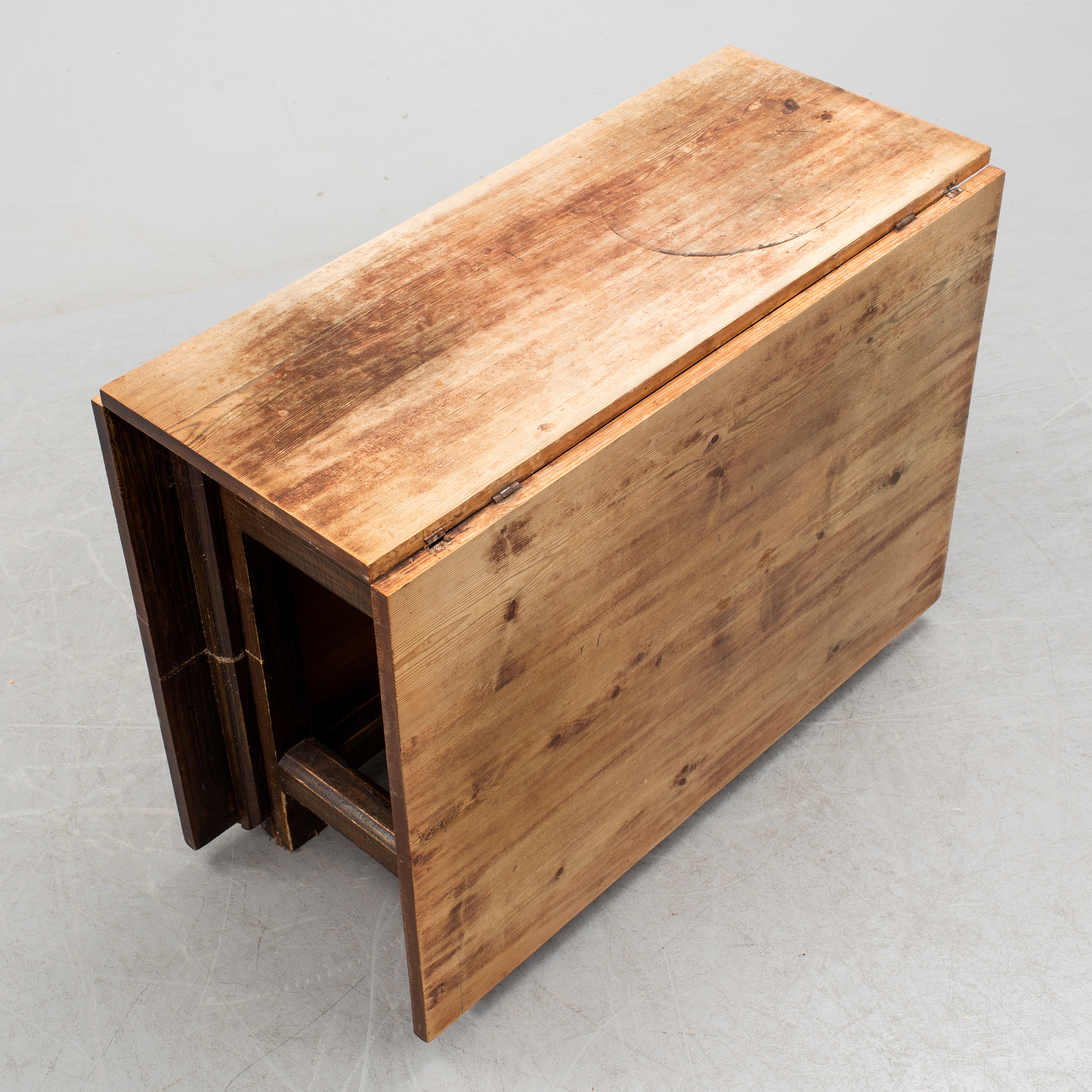 A end of the 19th century pine gate leg table. - Bukowskis