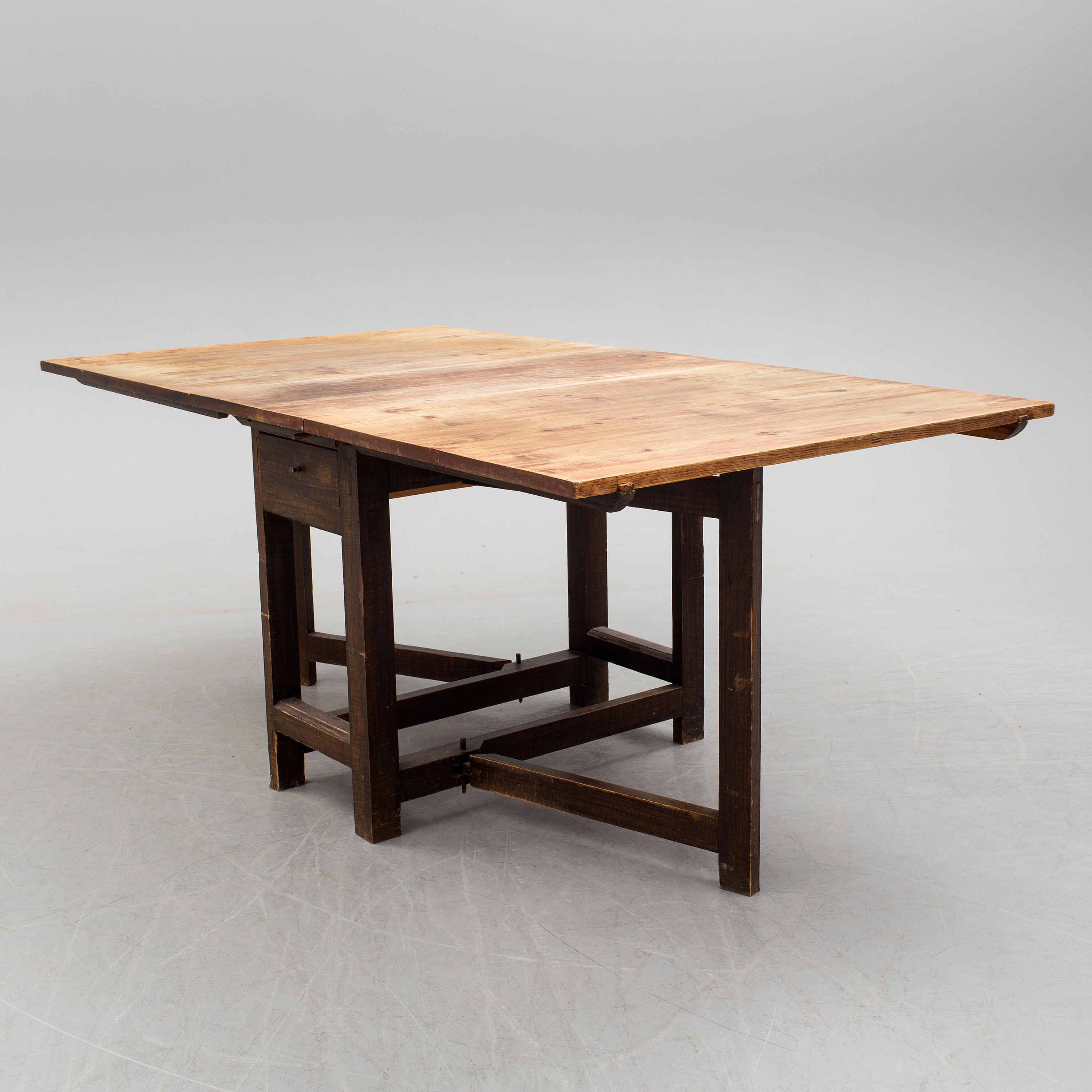 A end of the 19th century pine gate leg table. - Bukowskis
