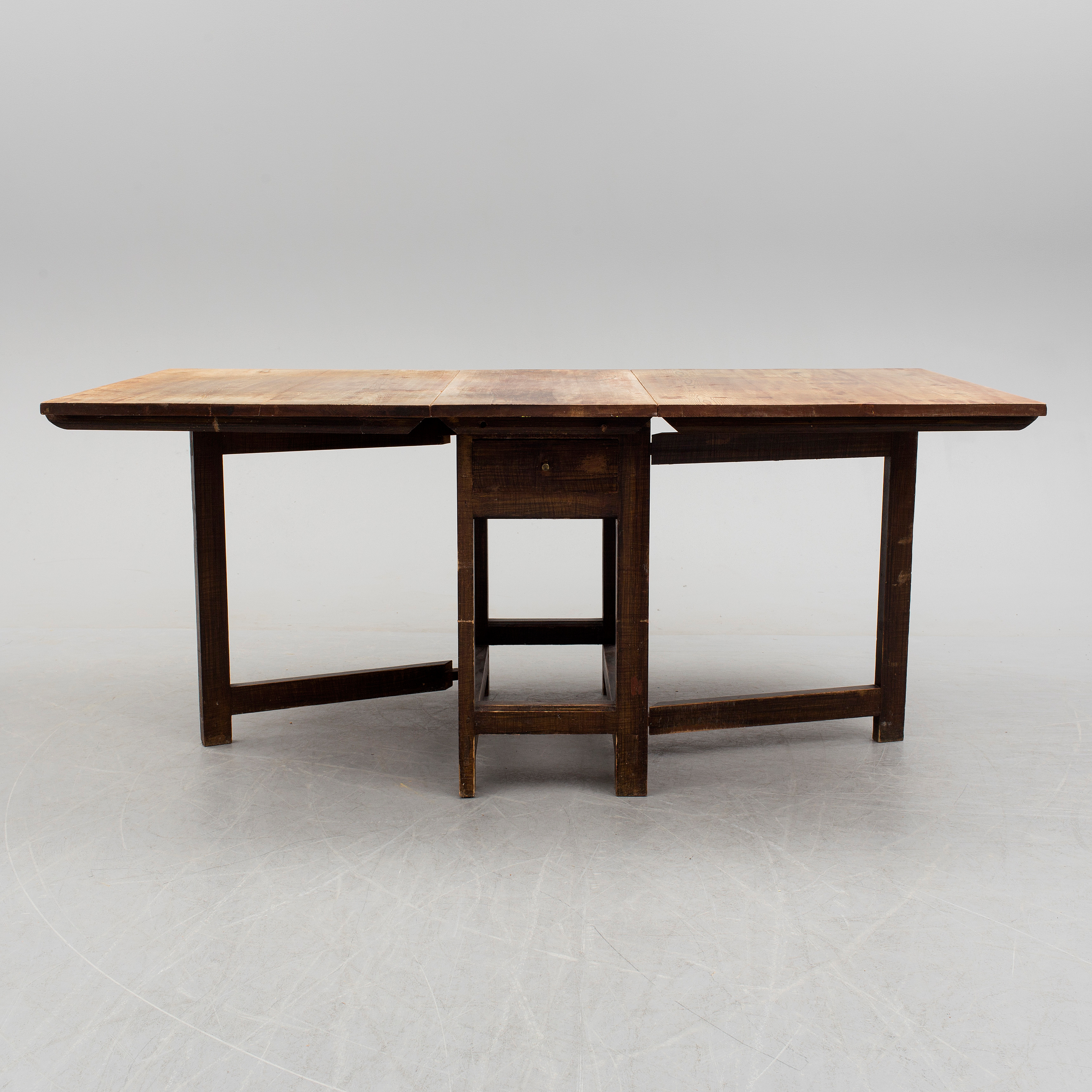 A end of the 19th century pine gate leg table. - Bukowskis