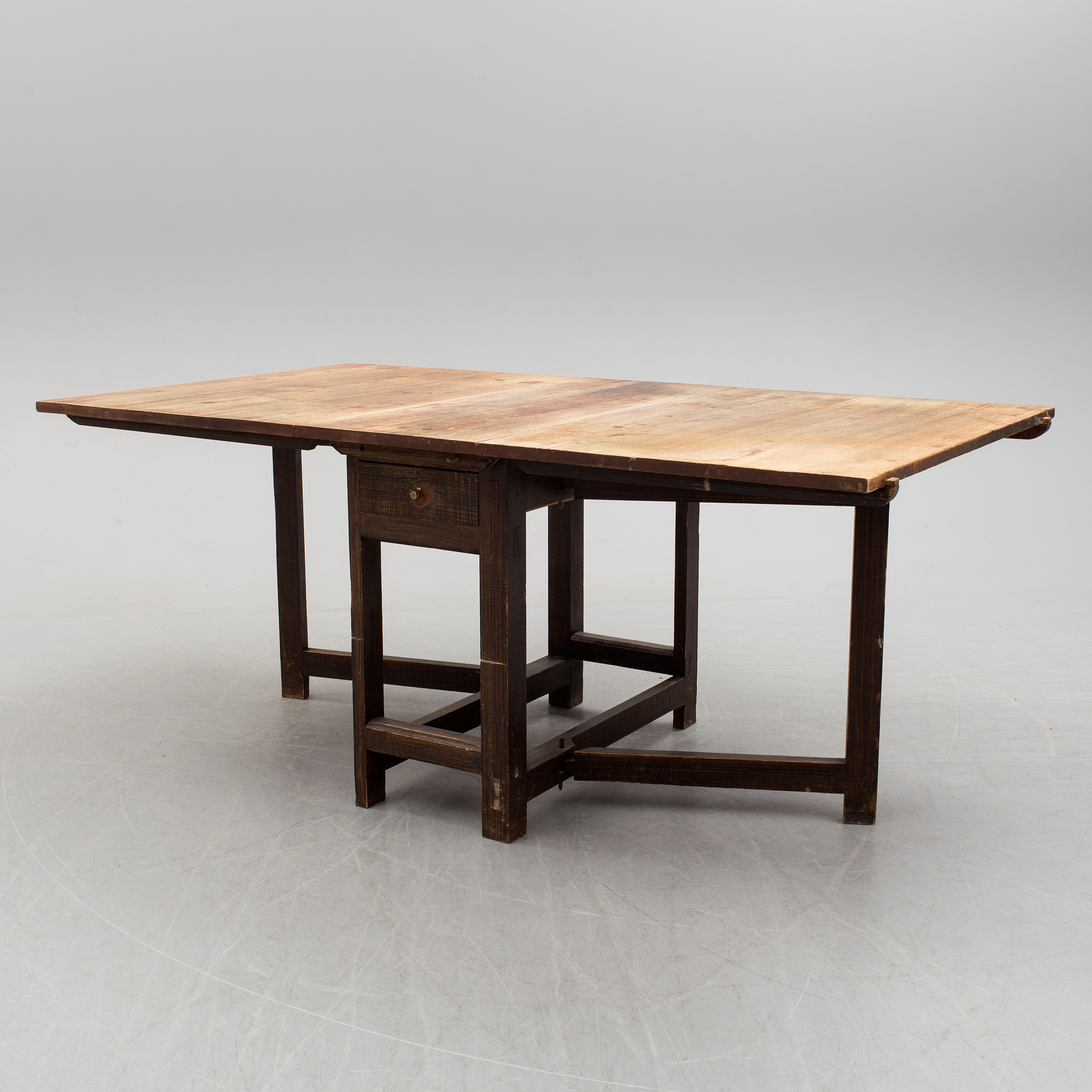 A end of the 19th century pine gate leg table. - Bukowskis