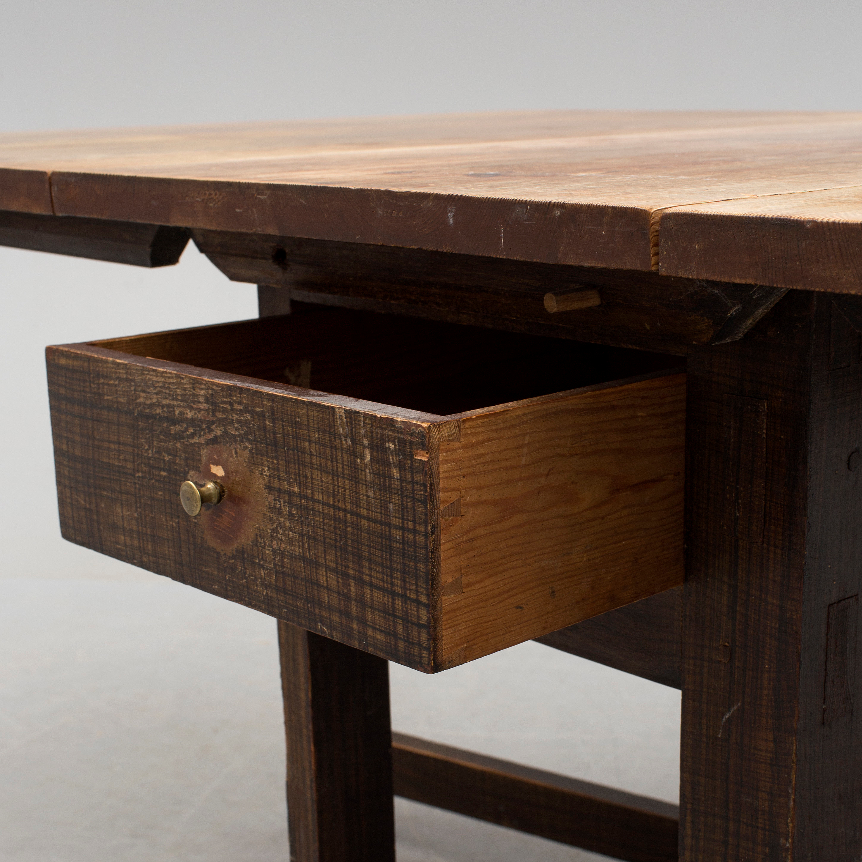 A end of the 19th century pine gate leg table. - Bukowskis
