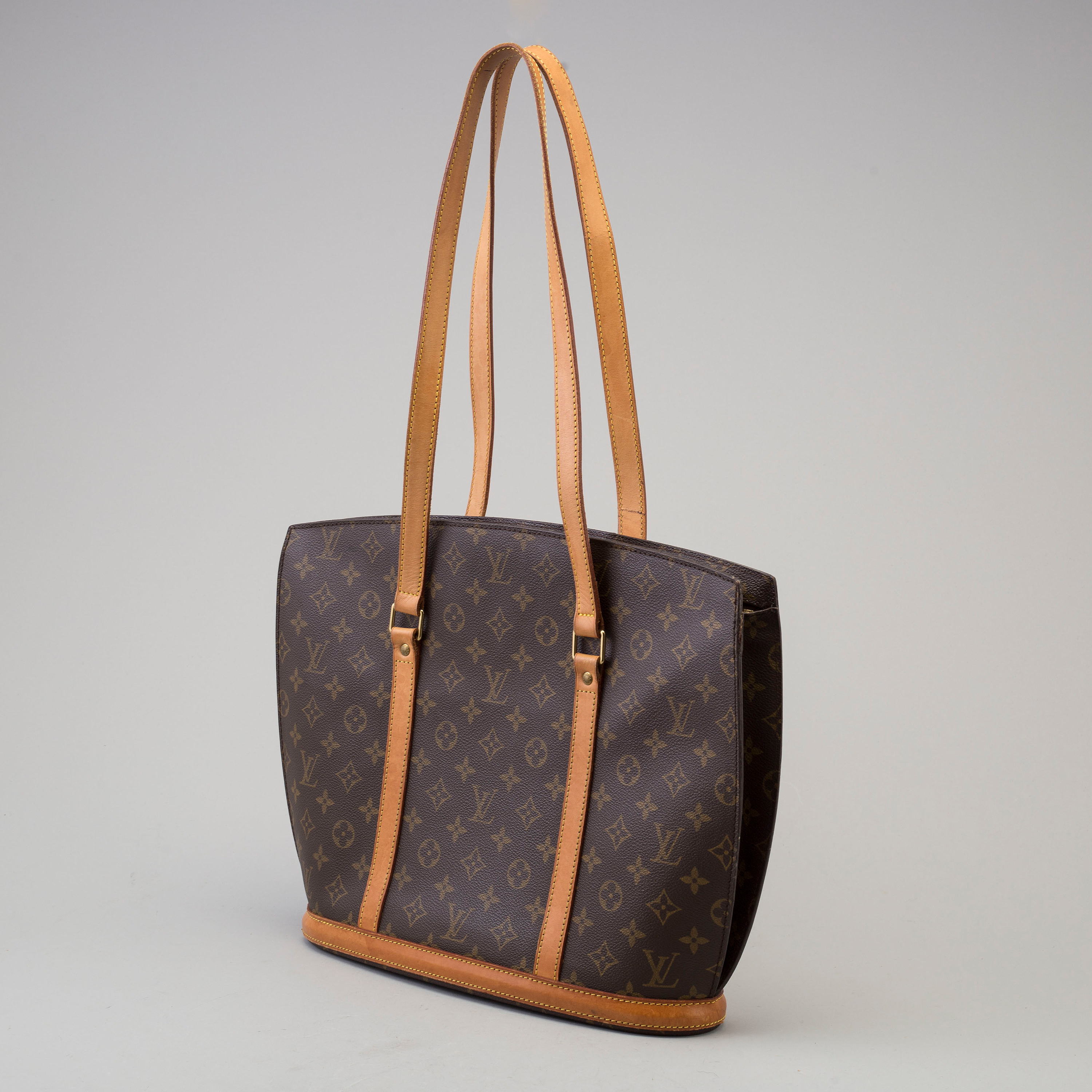 a Louis Vuitton "Babylon" bag. - Bukowskis