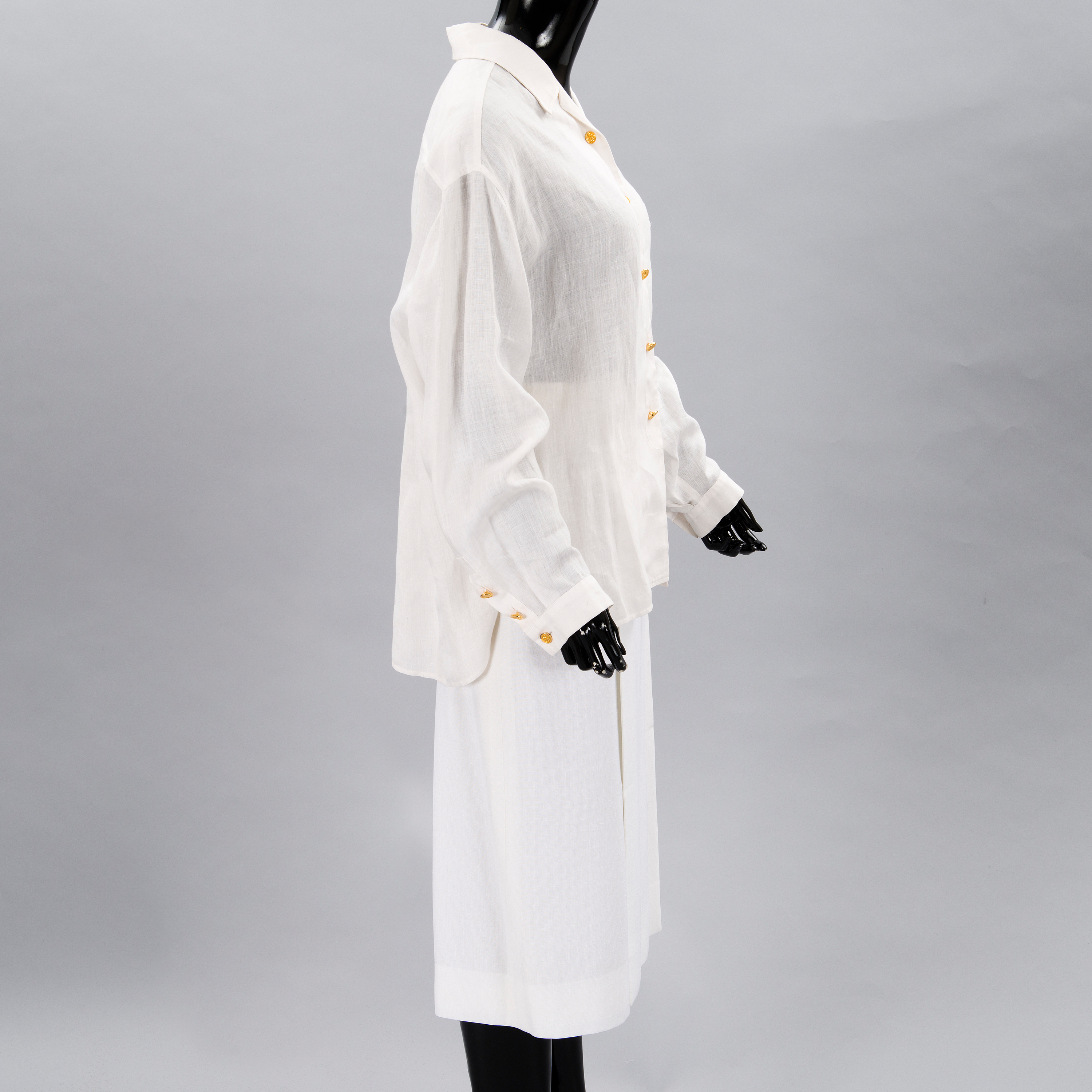 A White Linnen Blouse and a Skirt. - Bukowskis