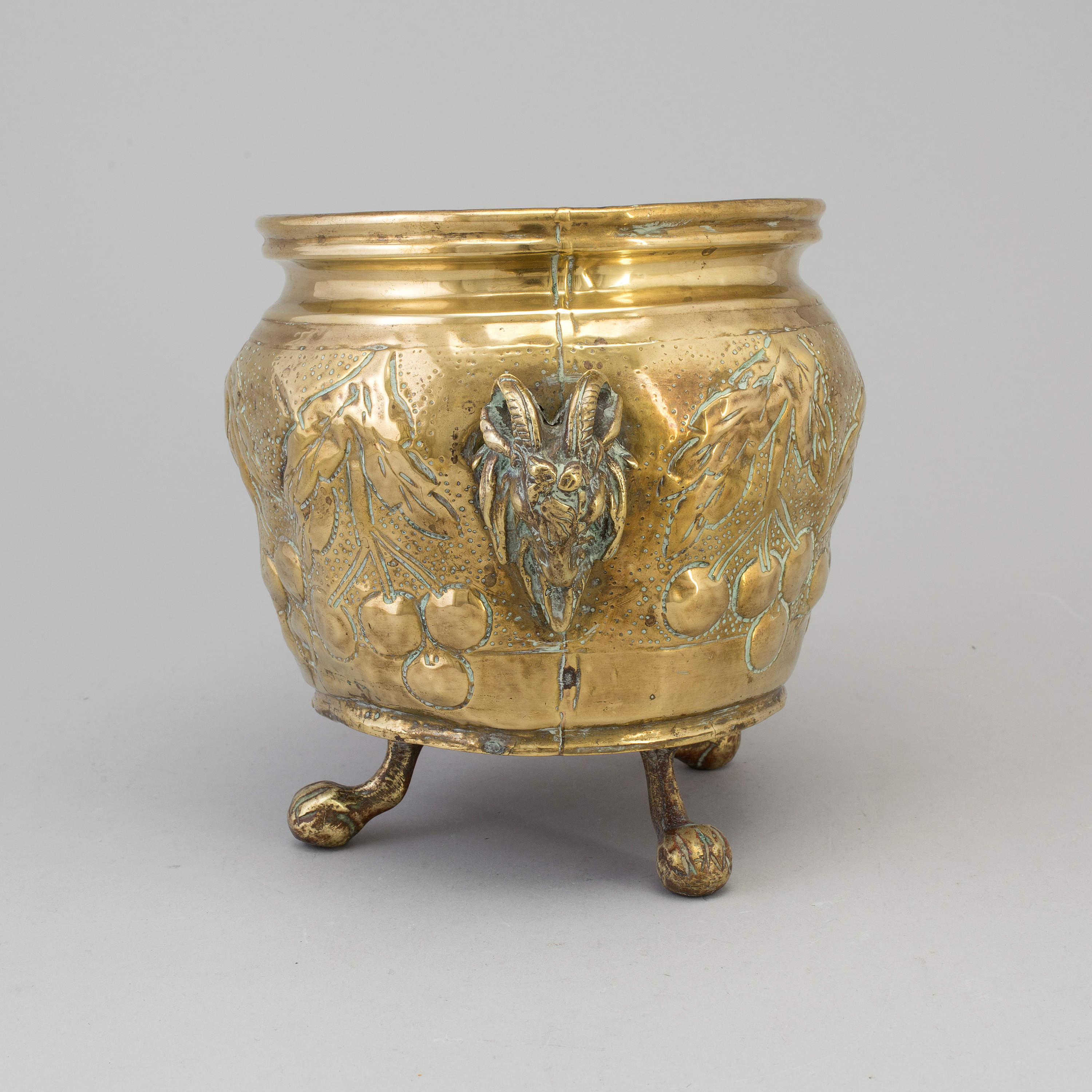 A 19TH CENTURY BRASS FLOWER POT. - Bukowskis