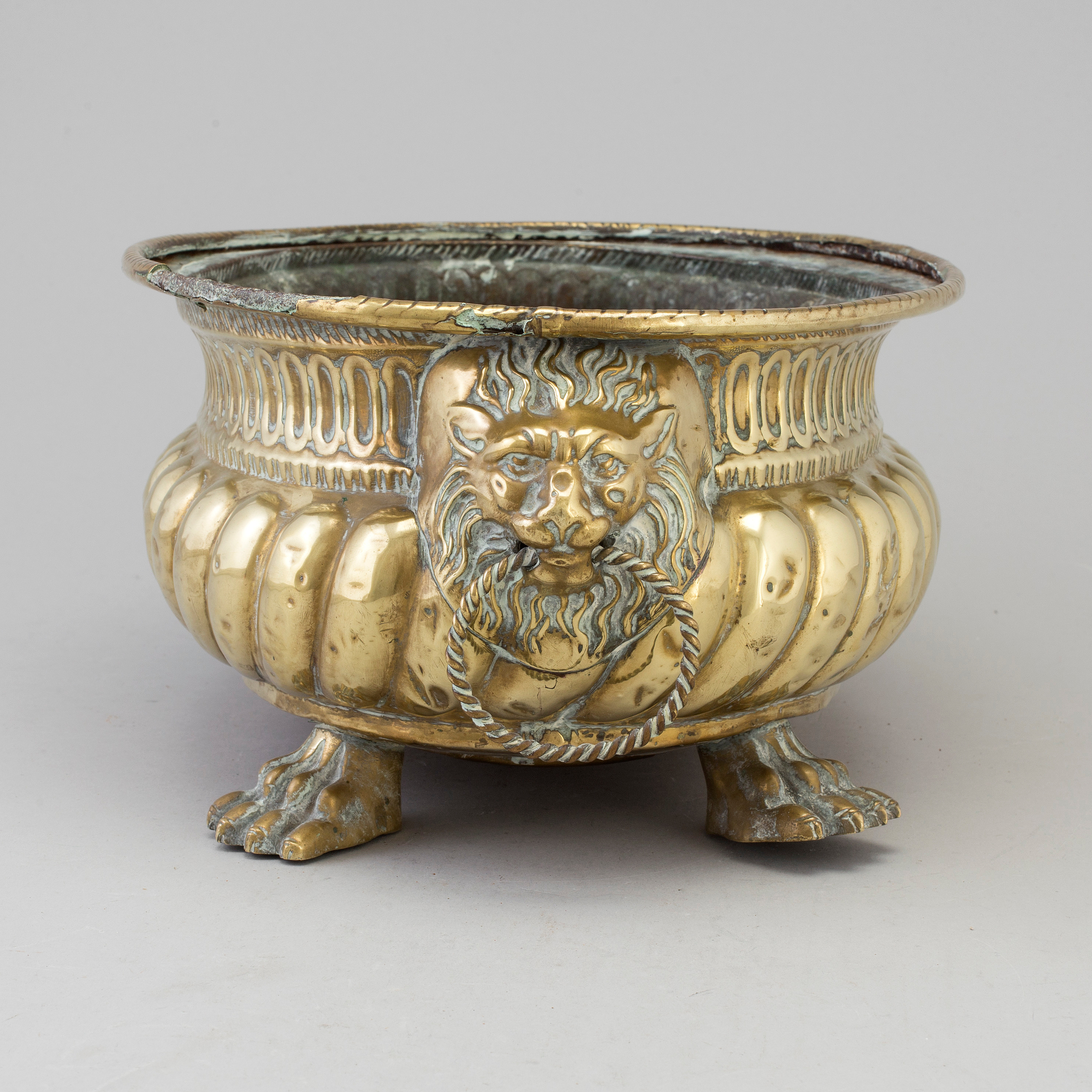 AN 18TH CENTURY BRASS FLOWER POT. - Bukowskis