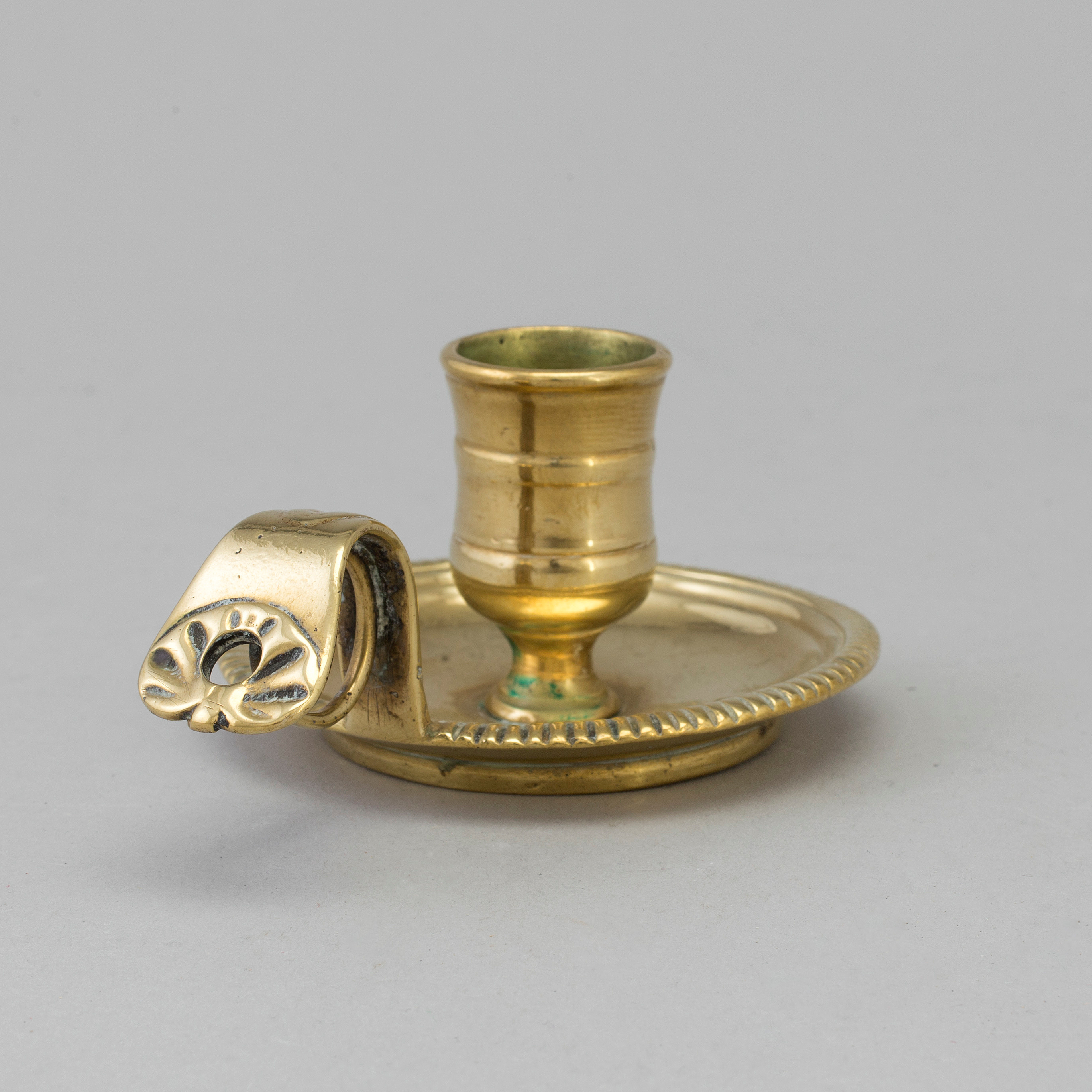 AN 18TH CENTURY BRONZE NIGHT LIGHT. - Bukowskis