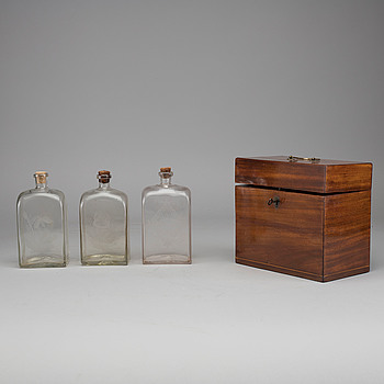 SCHATULL, för tre flaskor, 1800-tal. - Bukowskis