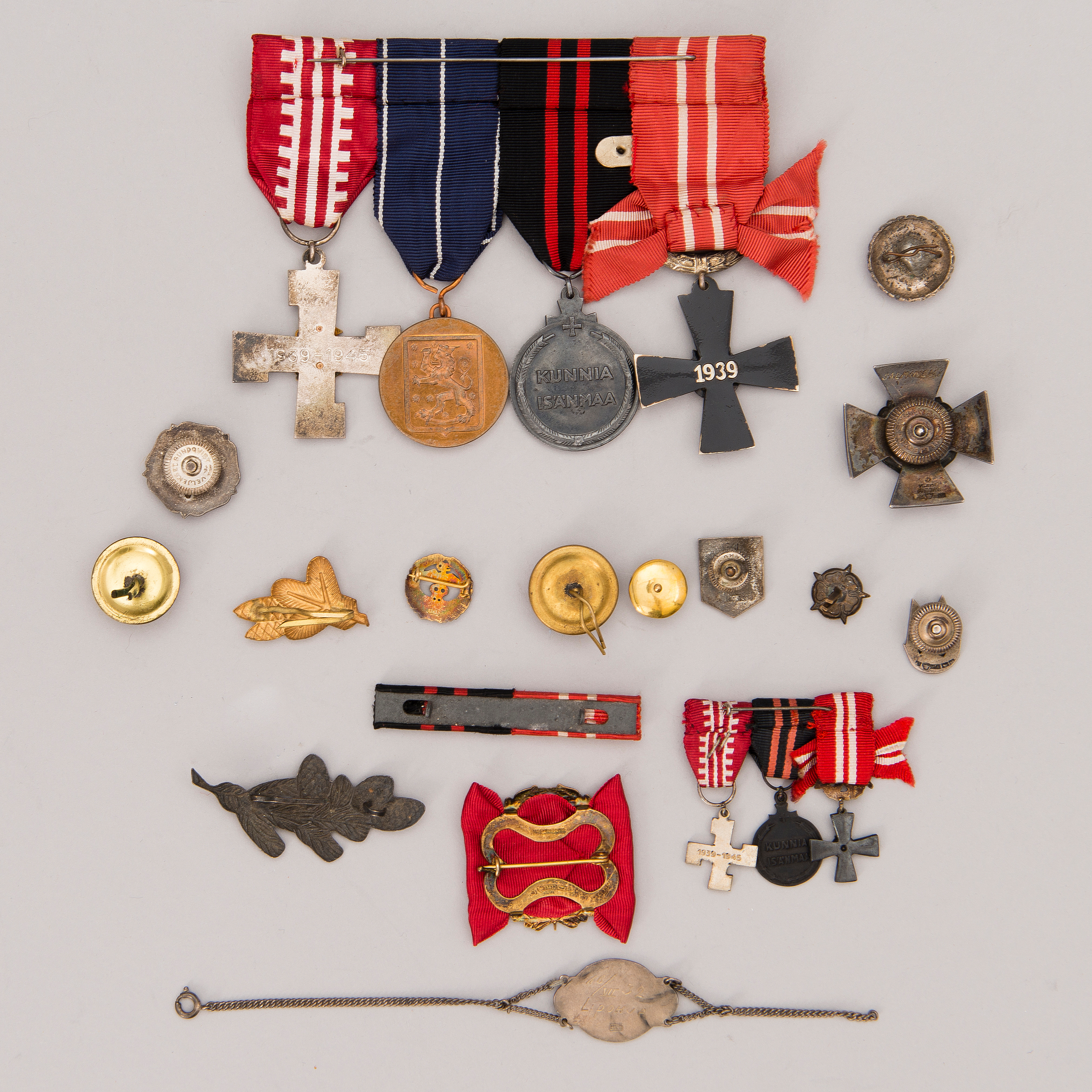 Set of mid 20th Century Finnish medals and badges. - Bukowskis