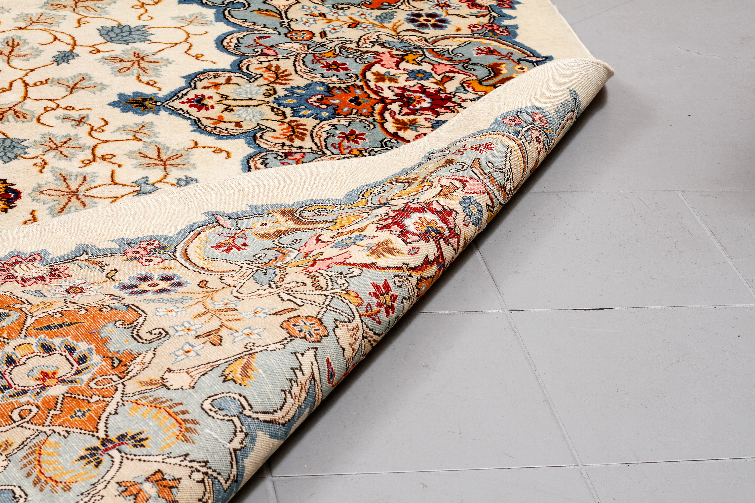 A SIGNED KESHAN RUG, 500 x 333 cm. - Bukowskis