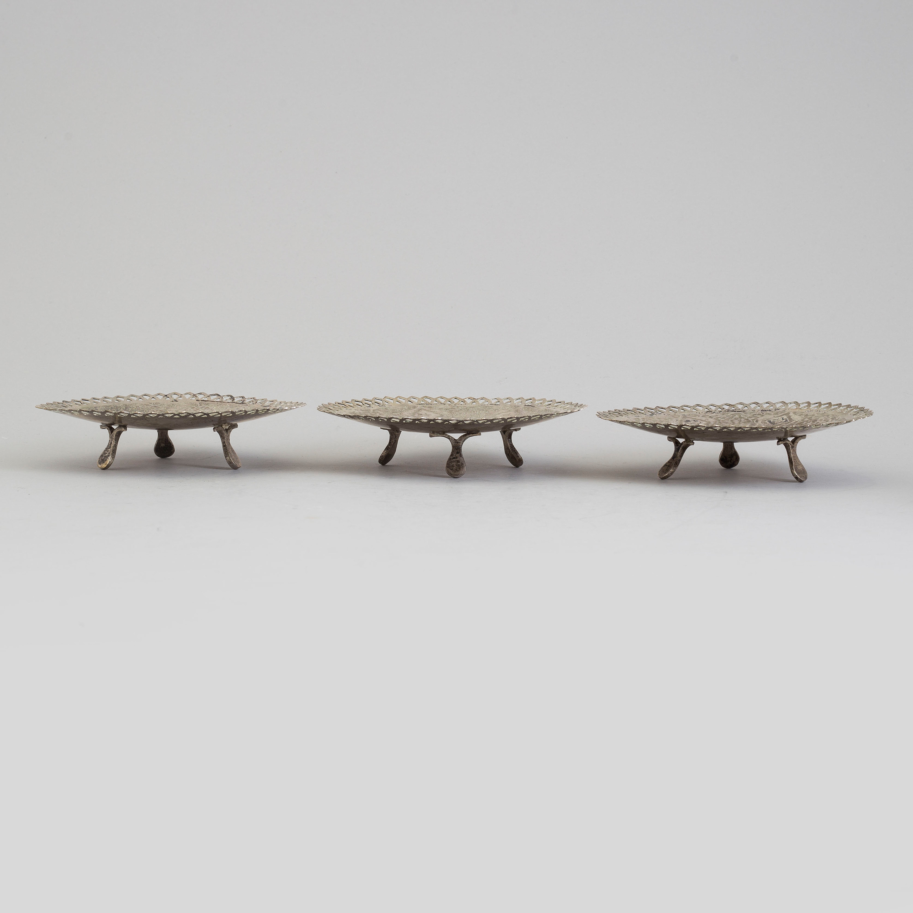Four 20th century Iranian silver plates. - Bukowskis