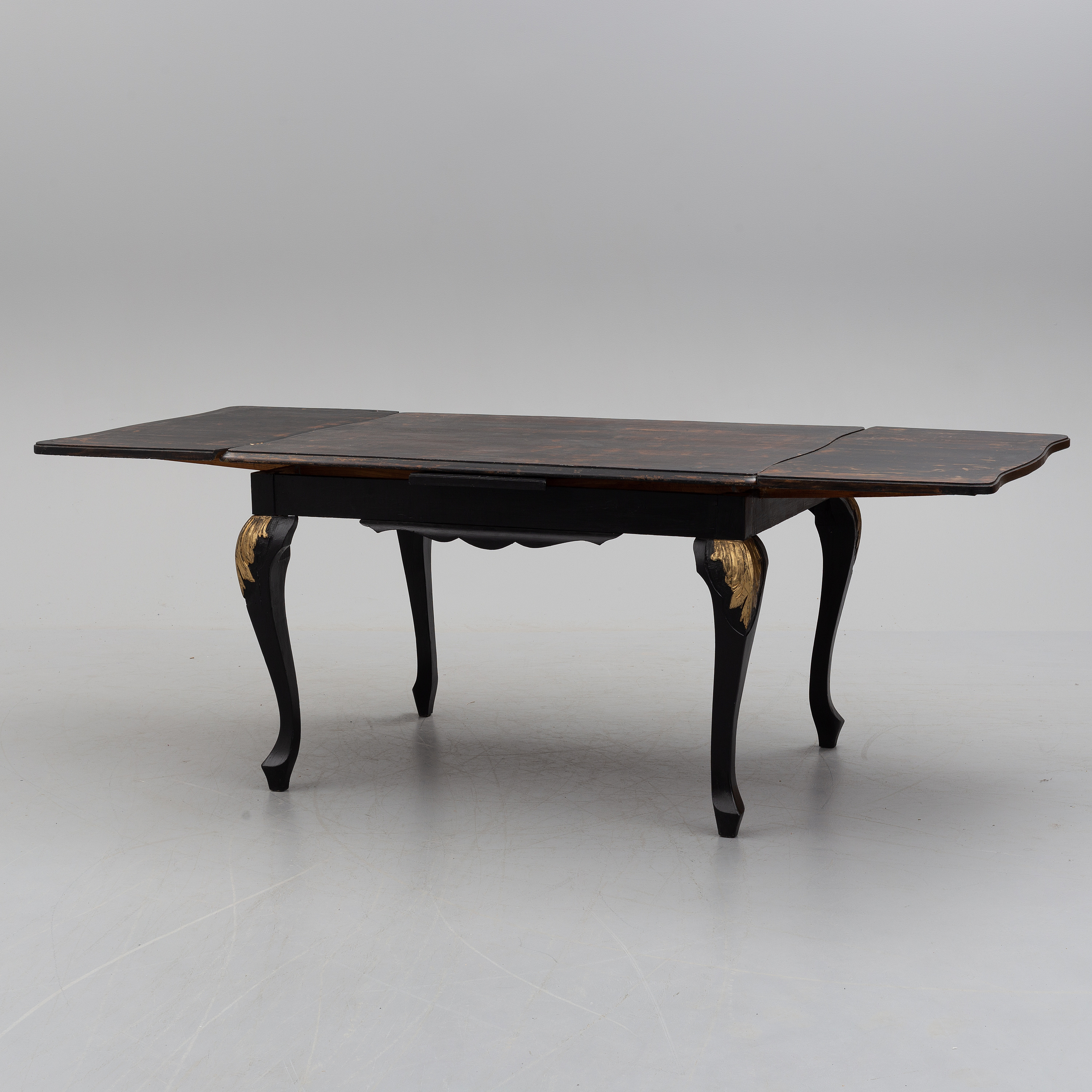a circa 1900 dining table. - Bukowskis