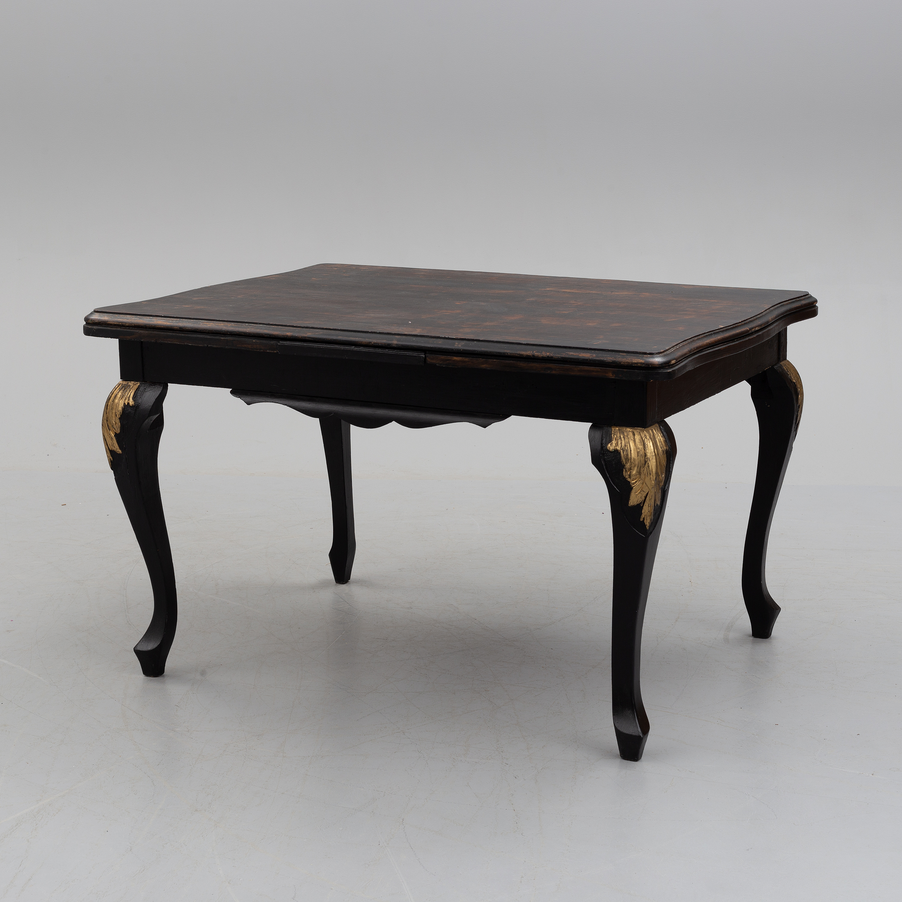 a circa 1900 dining table. - Bukowskis