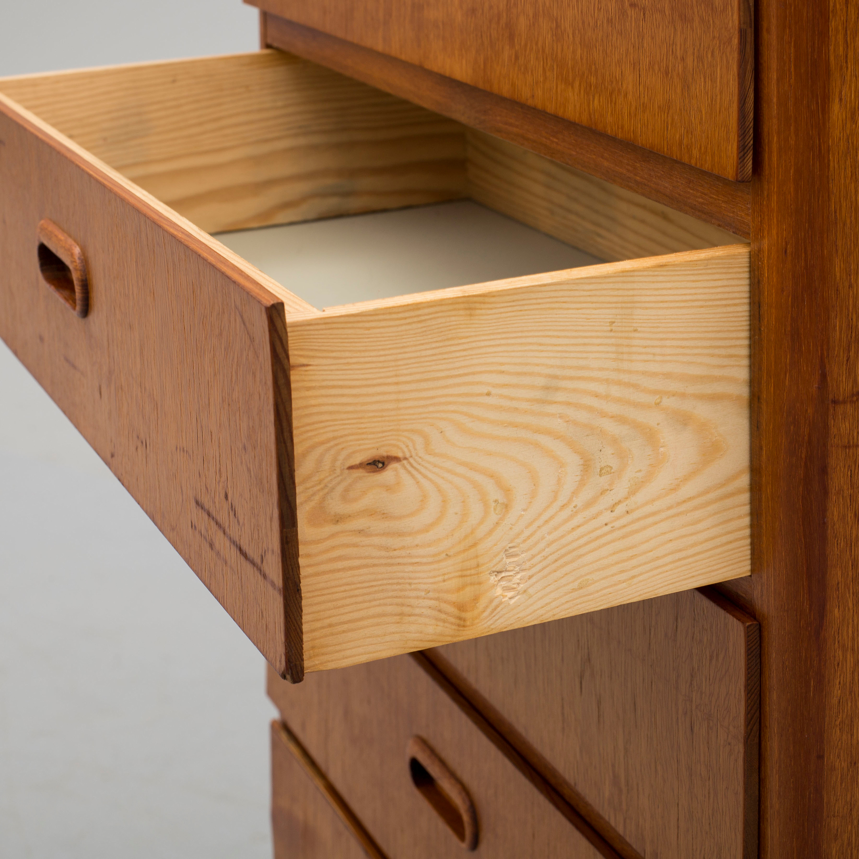 A mid 20th century teak veneer chest of drawers. - Bukowskis