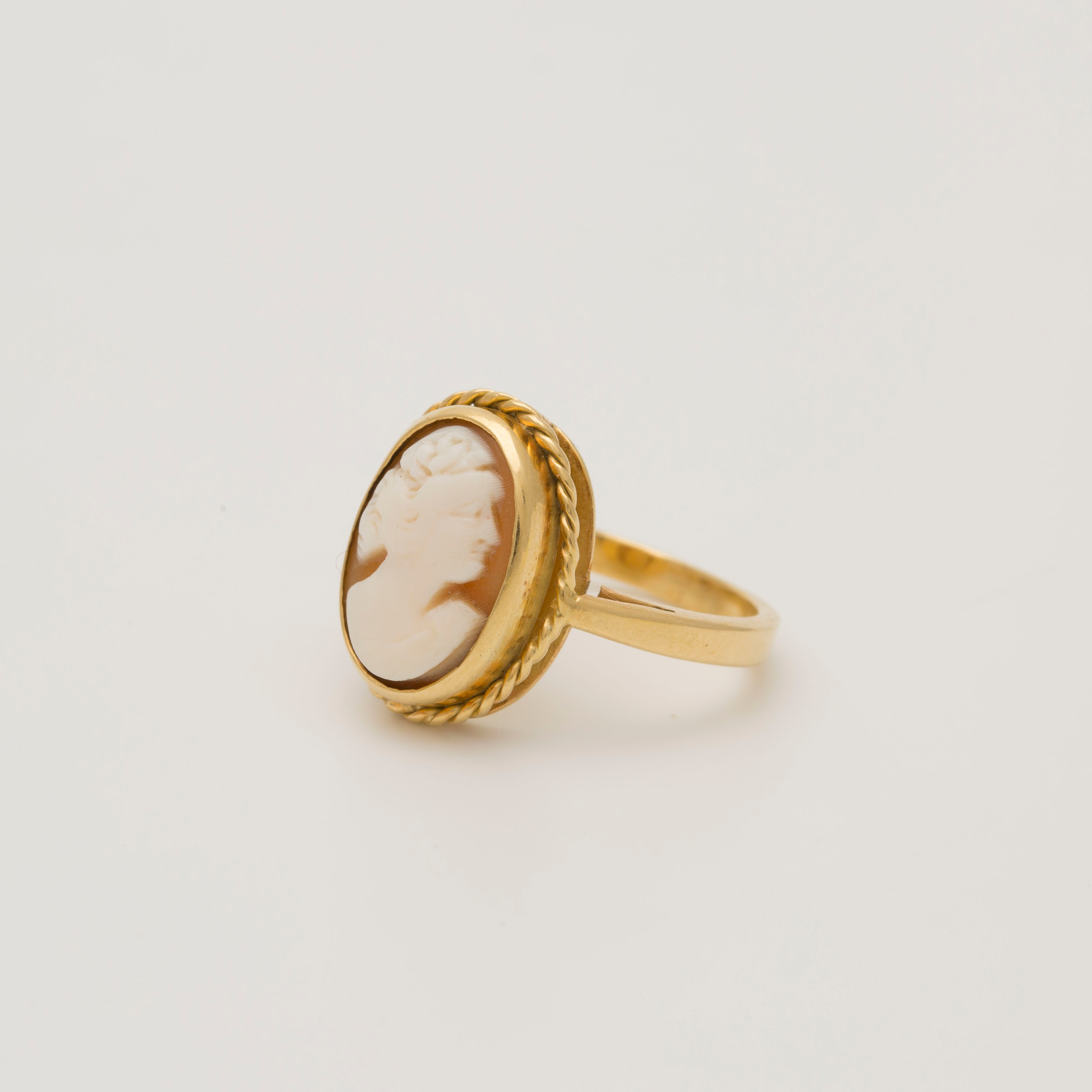RING, 18K gold with shell cameo. - Bukowskis