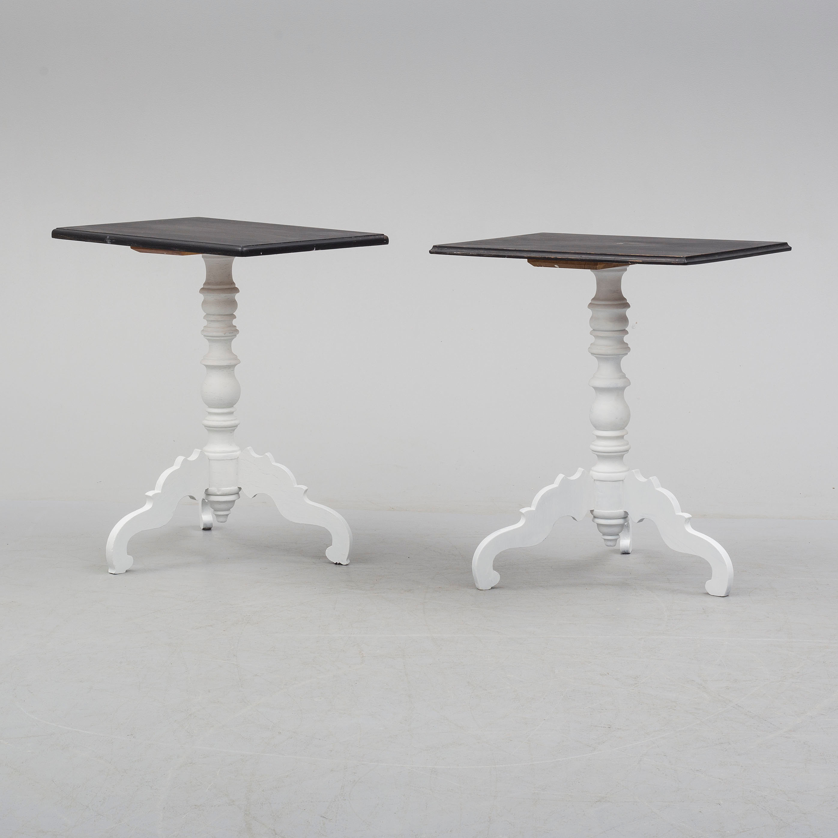 A pair of circa 1900 tables. - Bukowskis