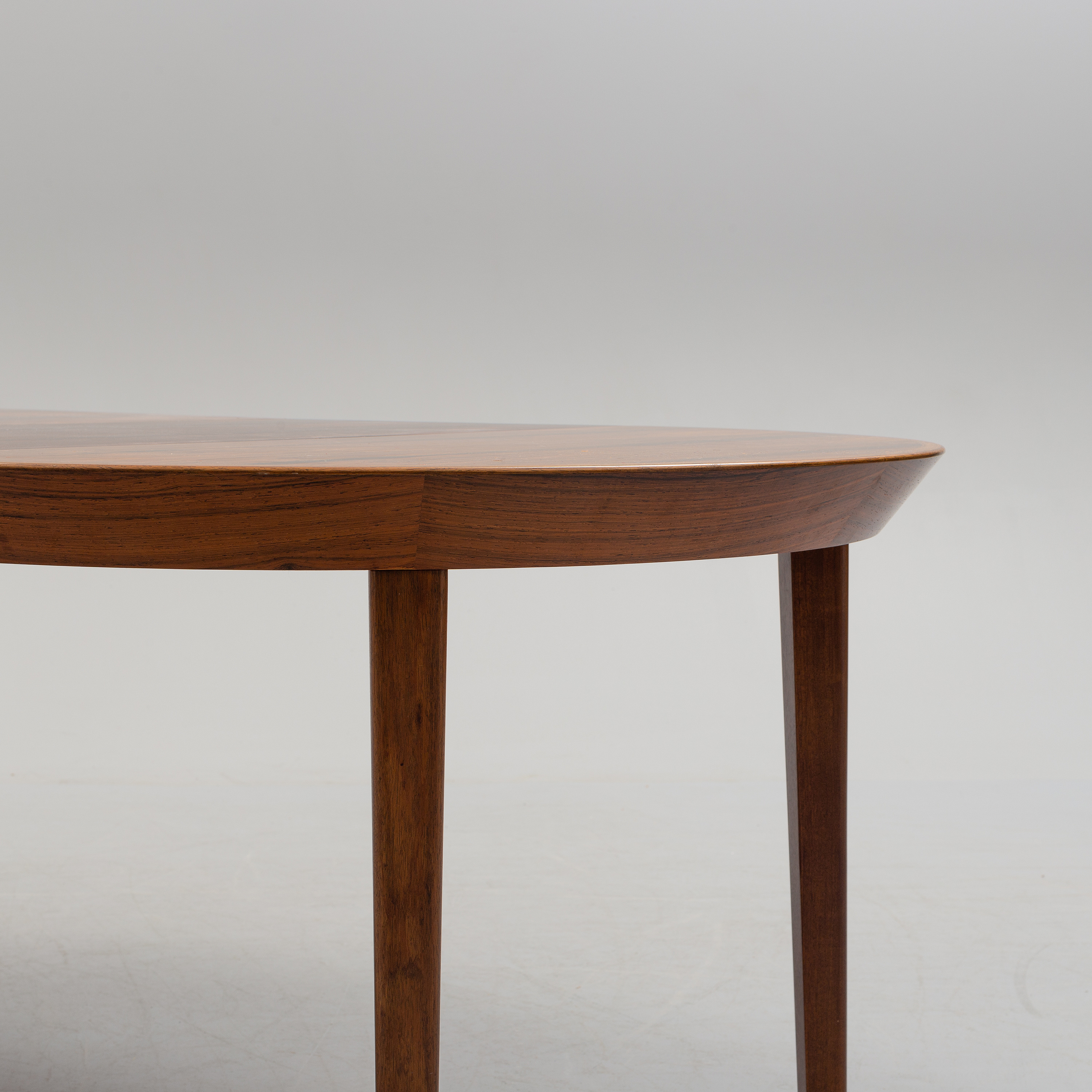 A 1950s/1960s rosewood veneer table. - Bukowskis