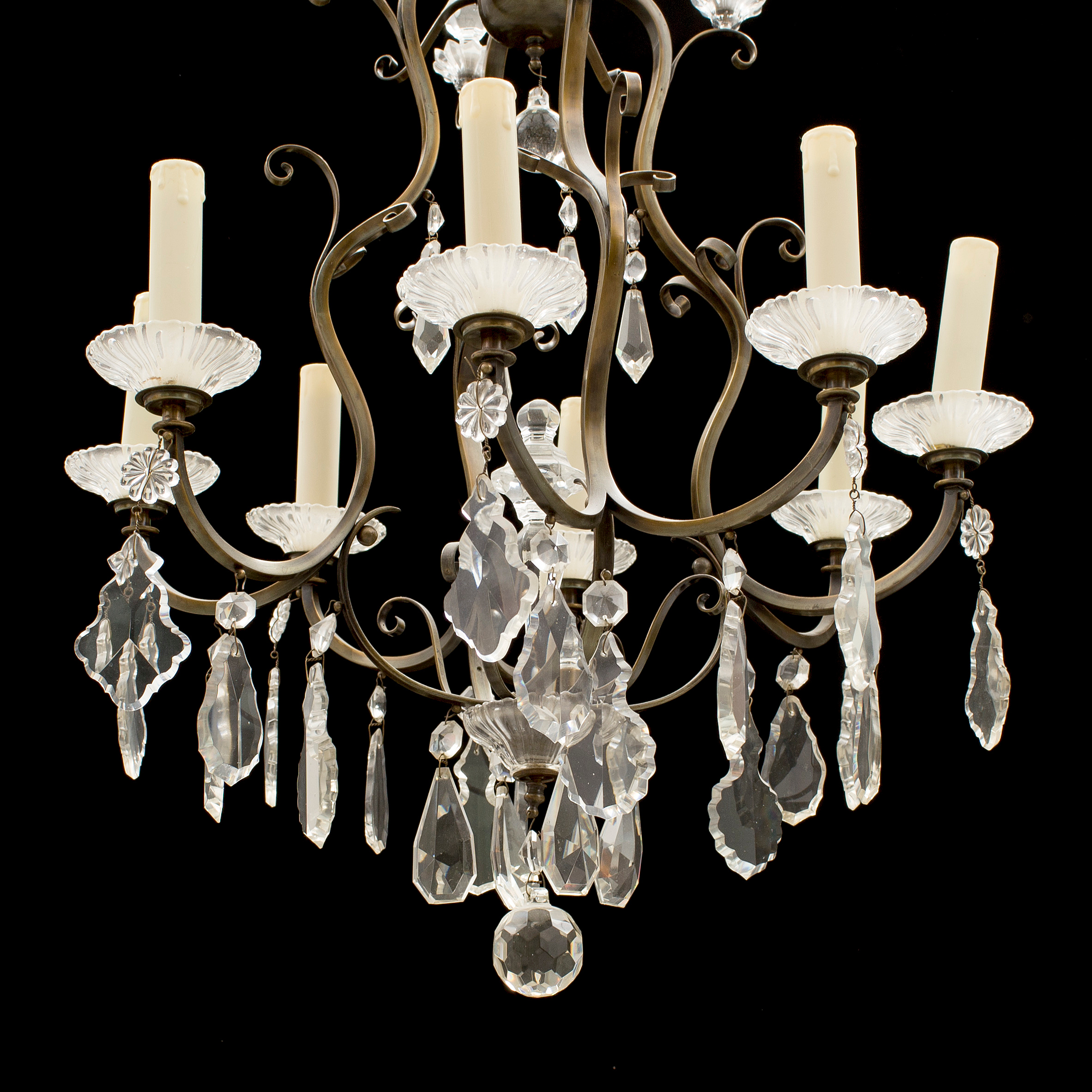 A 220th century rococo style chandelier. - Bukowskis