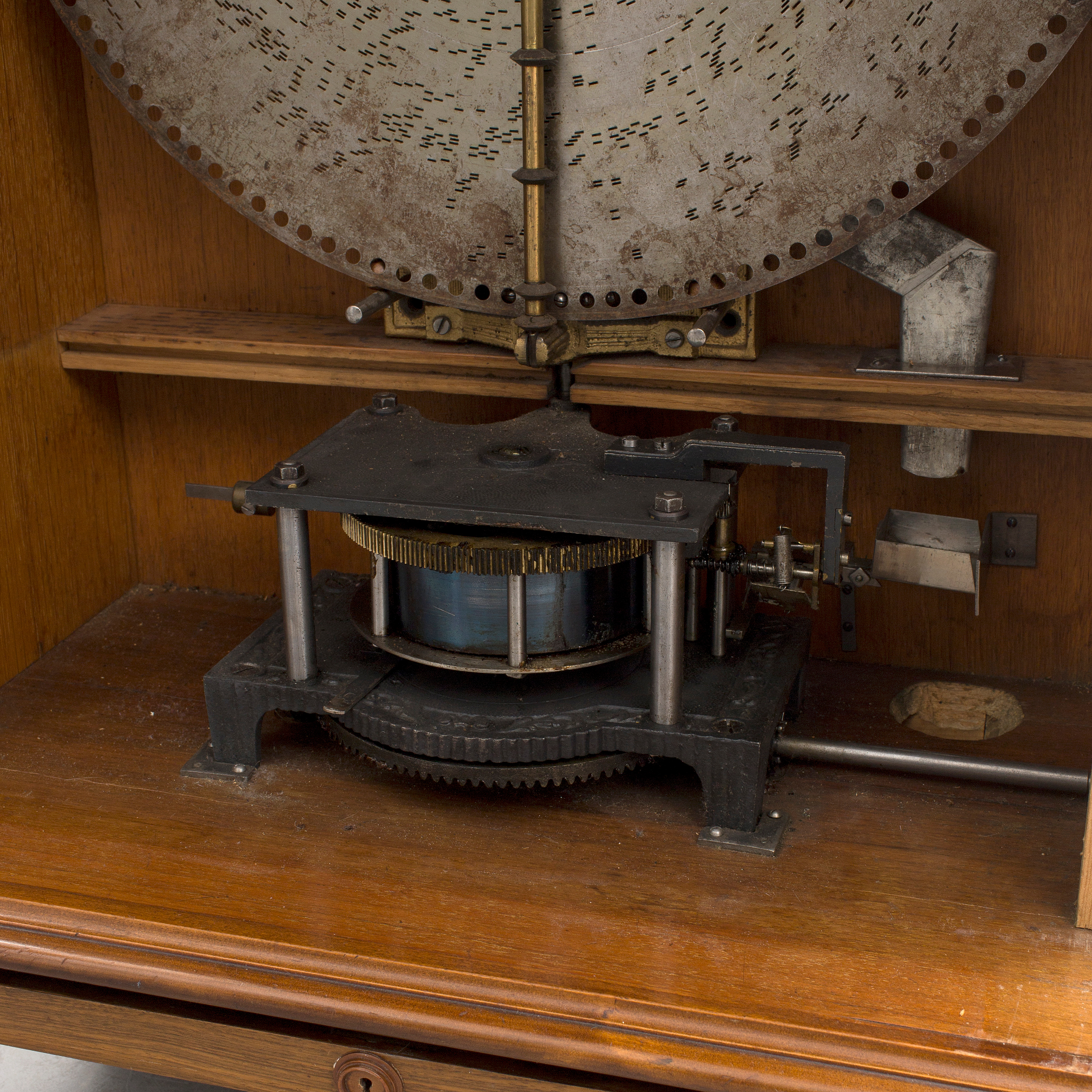 Polyphone with clock in walnut case, late 19th Century. - Bukowskis