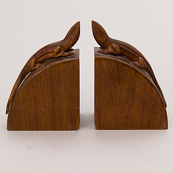 BOKSTÖD, ett par, trä, 1900-tal. - Bukowskis