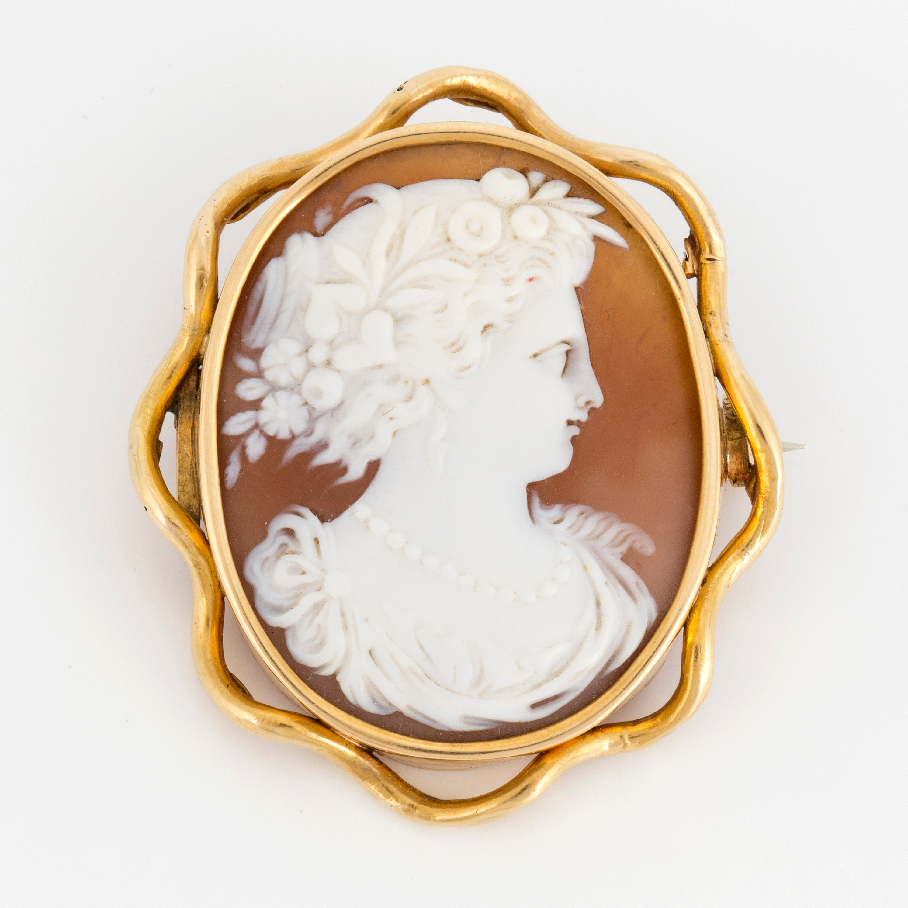 CAMÉBROOCH, 18K gold and carved sea shell cameo. - Bukowskis