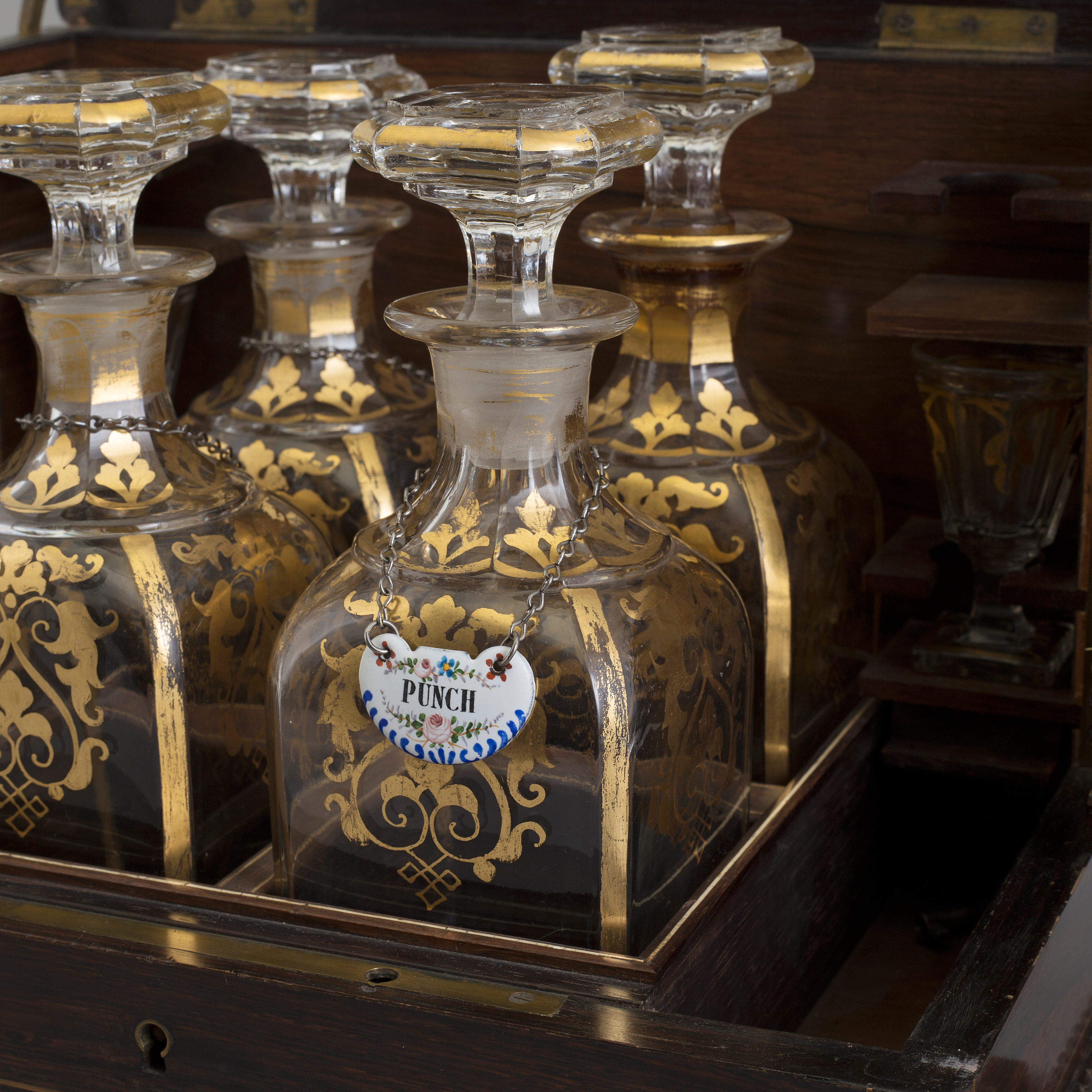 A 19TH CENTURY SPIRIT BOX. - Bukowskis