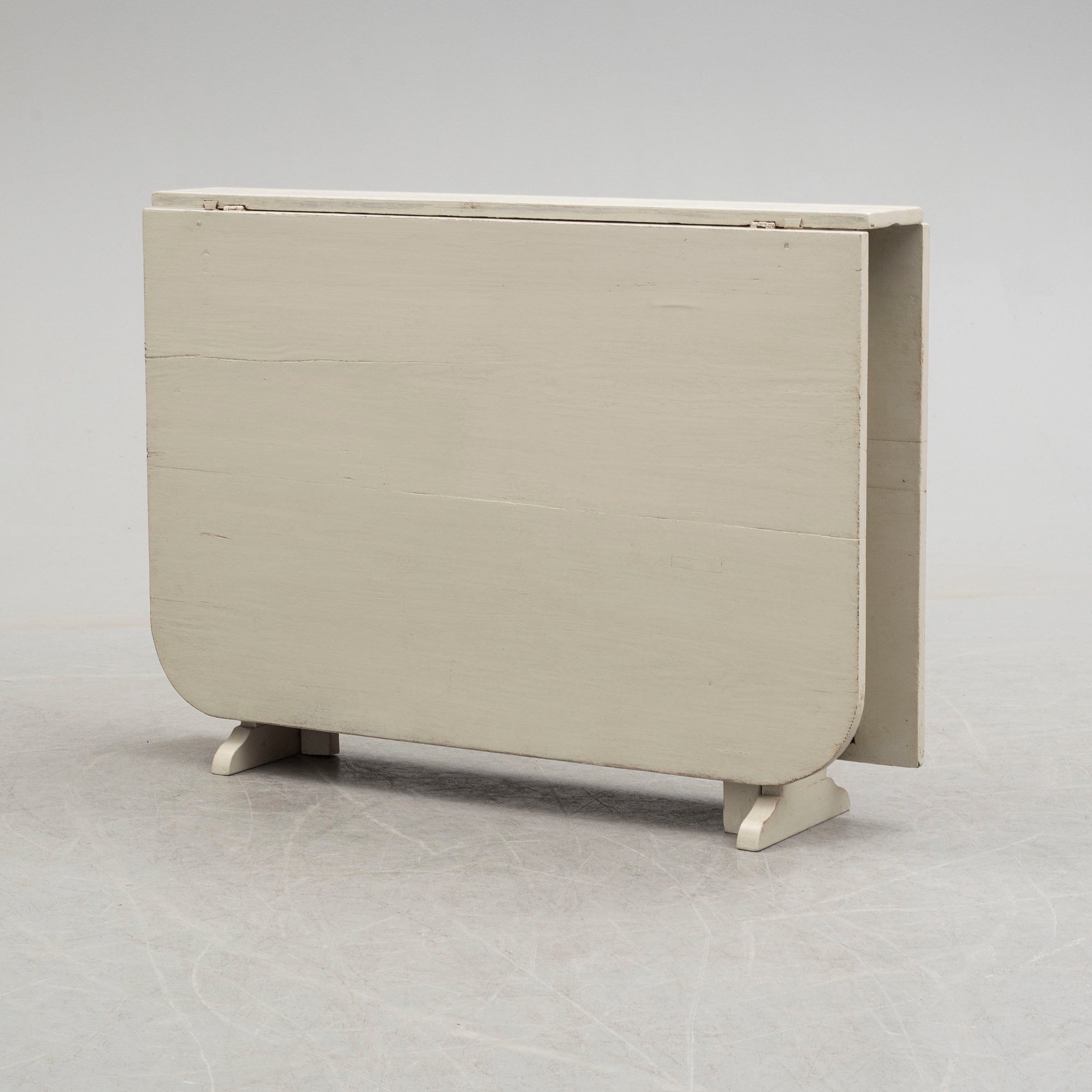 A 19th century painted gate leg table. - Bukowskis