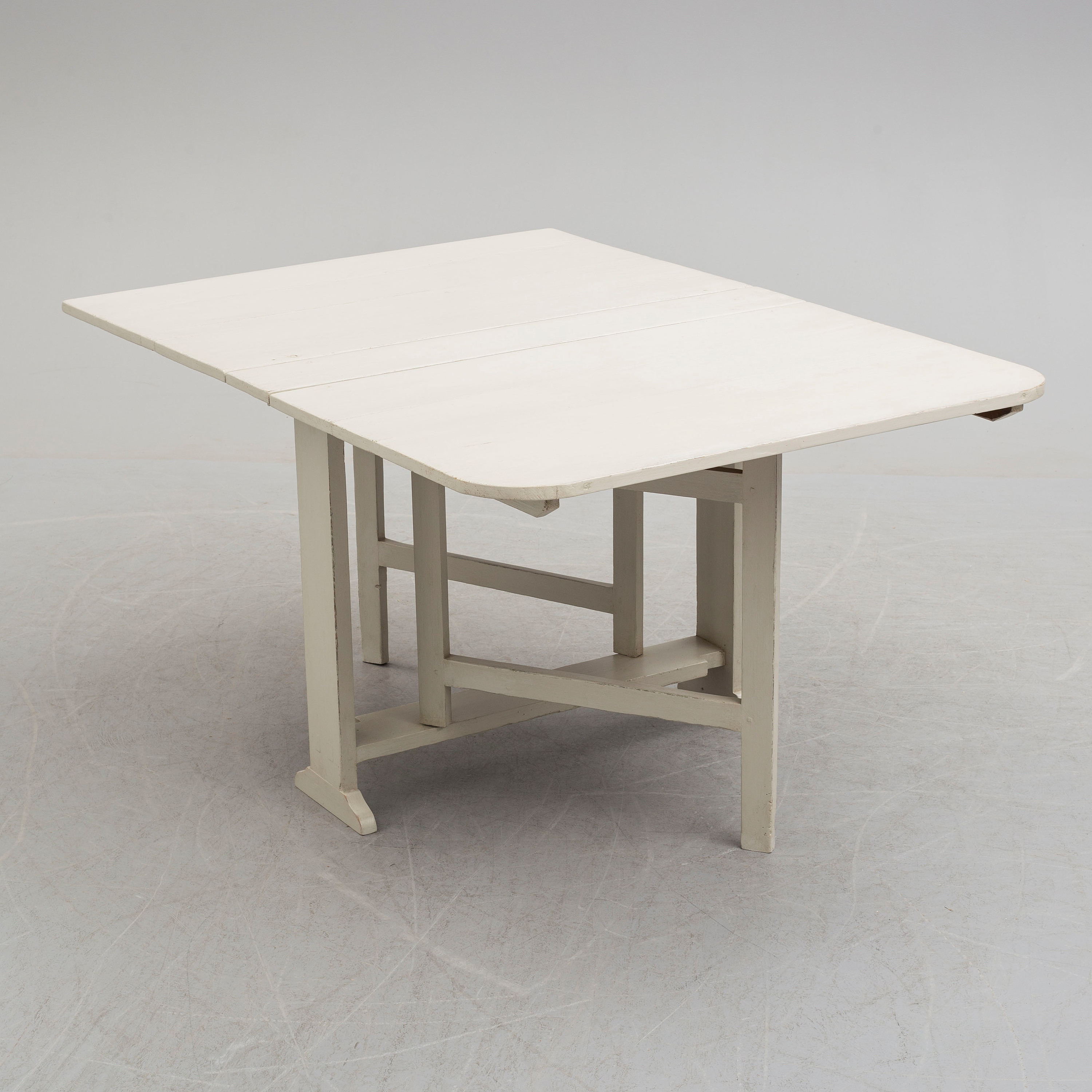 A 19th century painted gate leg table. - Bukowskis