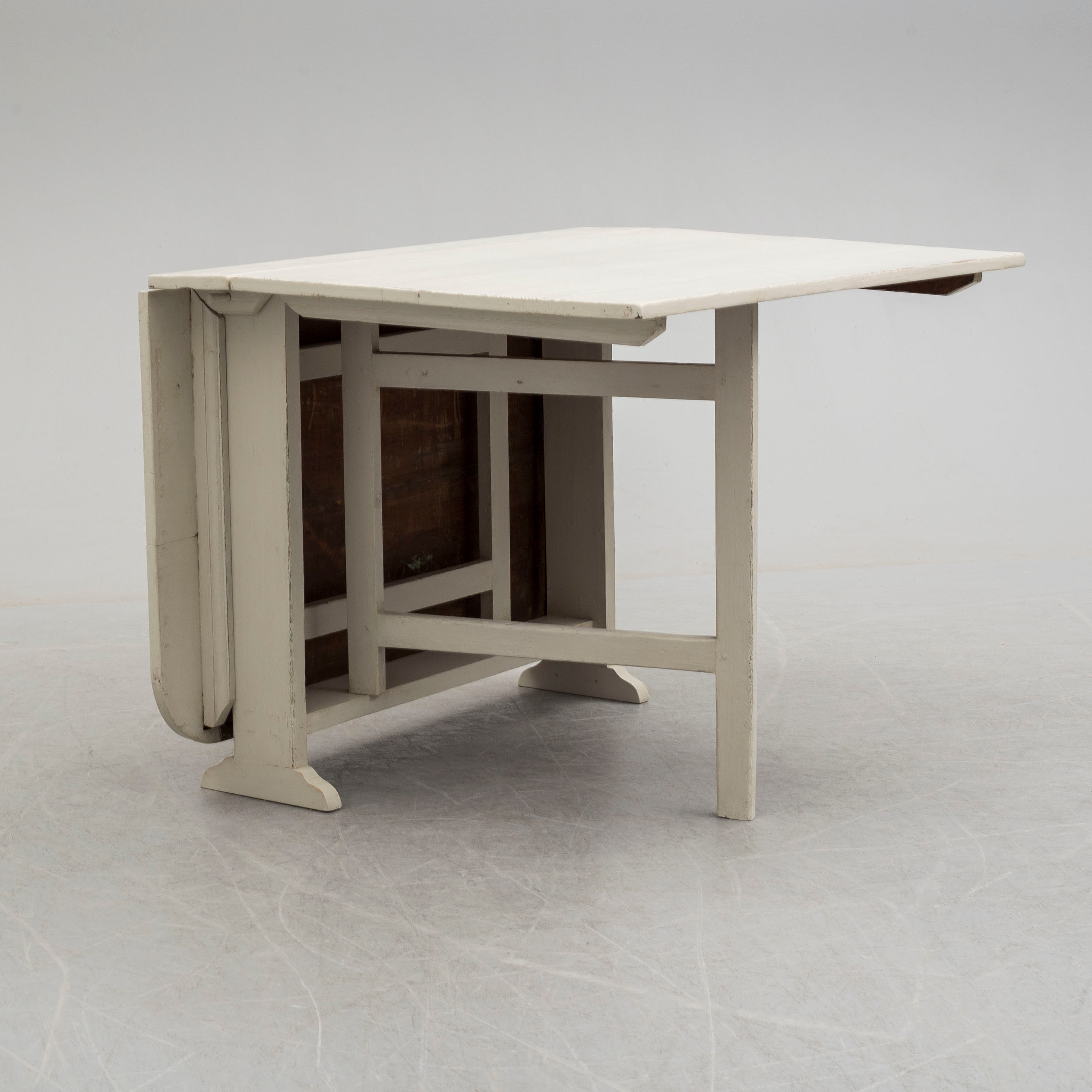 A 19th century painted gate leg table. - Bukowskis