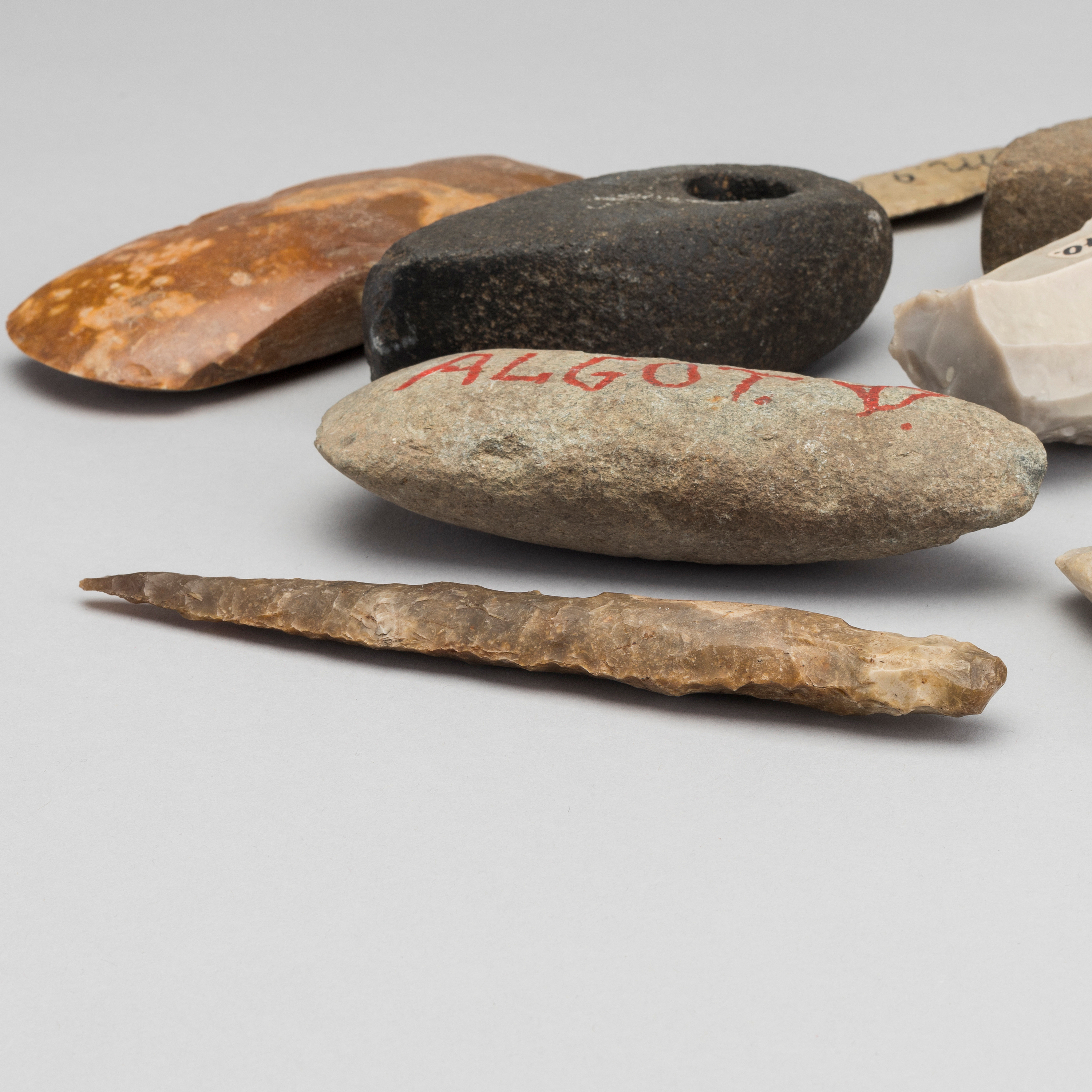 STONE TOOLS / WEAPONS, 13 PCS, POSSIBLY NEOLITICUM. - Bukowskis