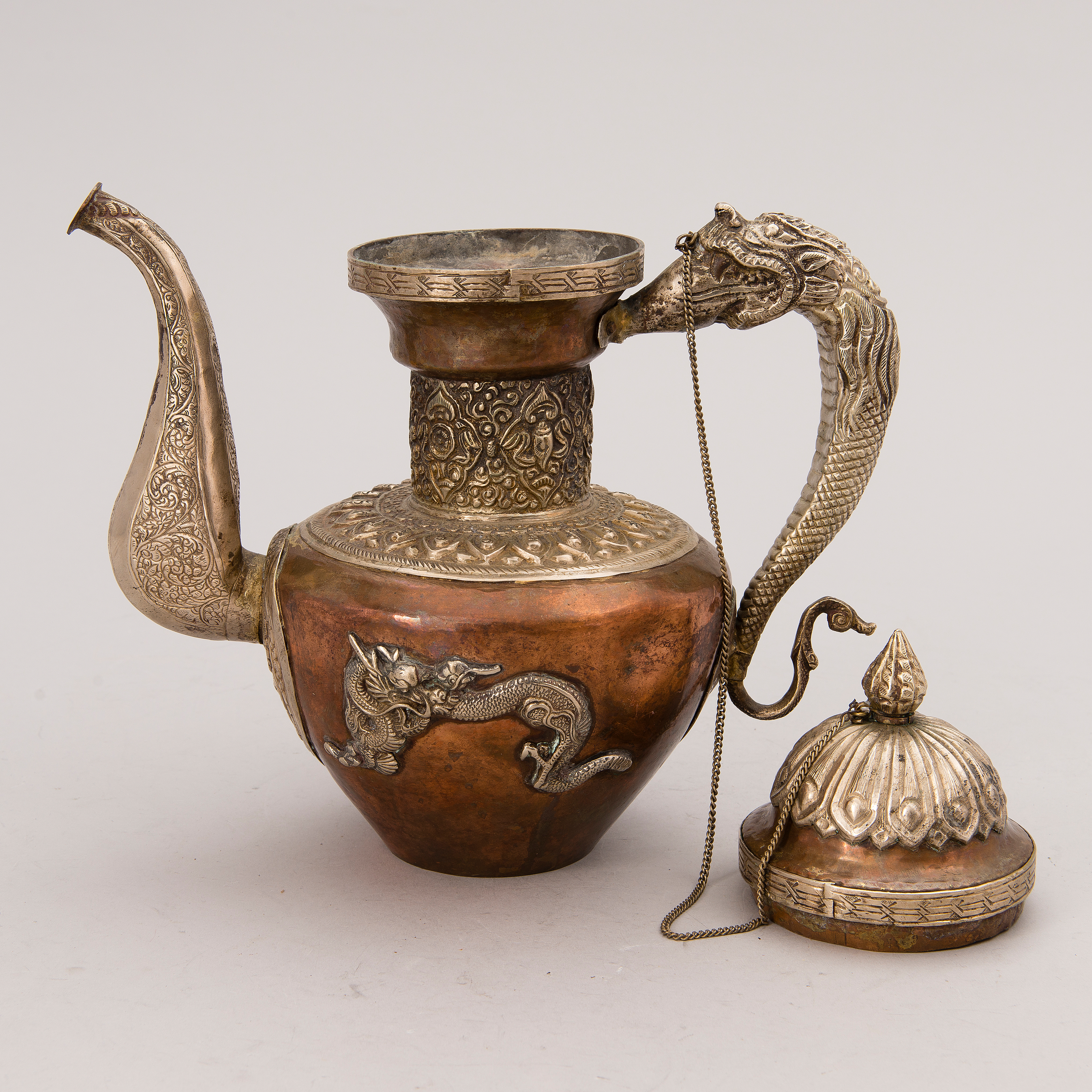 A 20th Century Chinese copper and white metal flagon. - Bukowskis