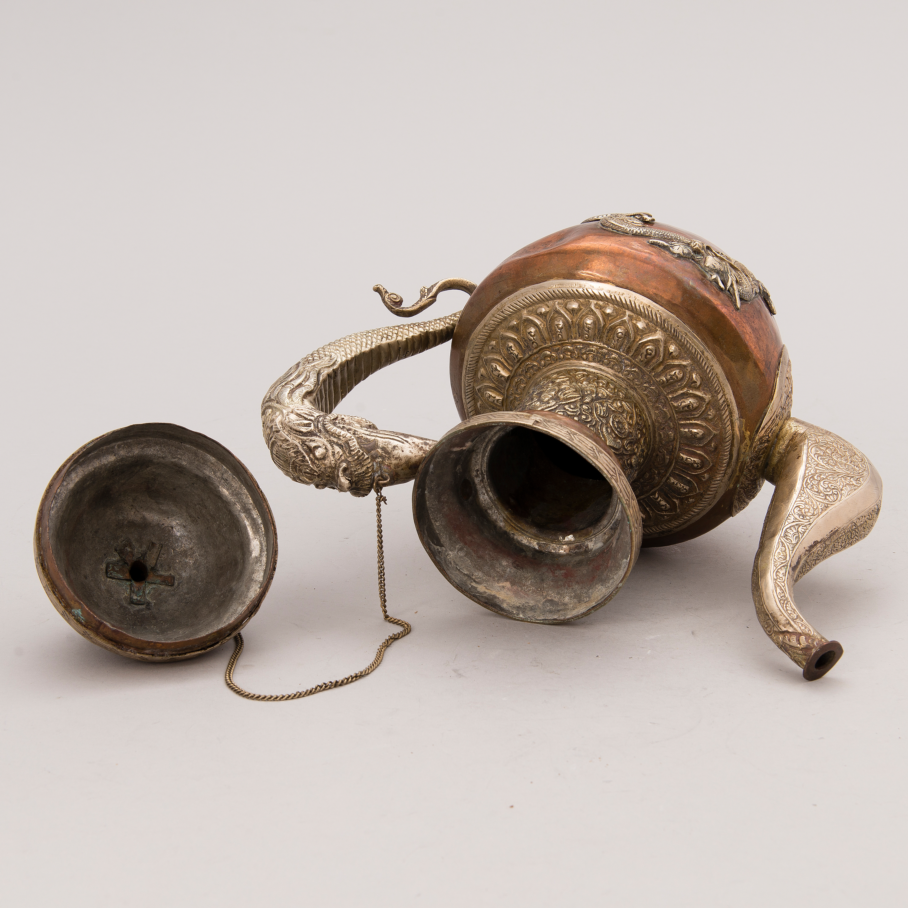 A 20th Century Chinese copper and white metal flagon. - Bukowskis