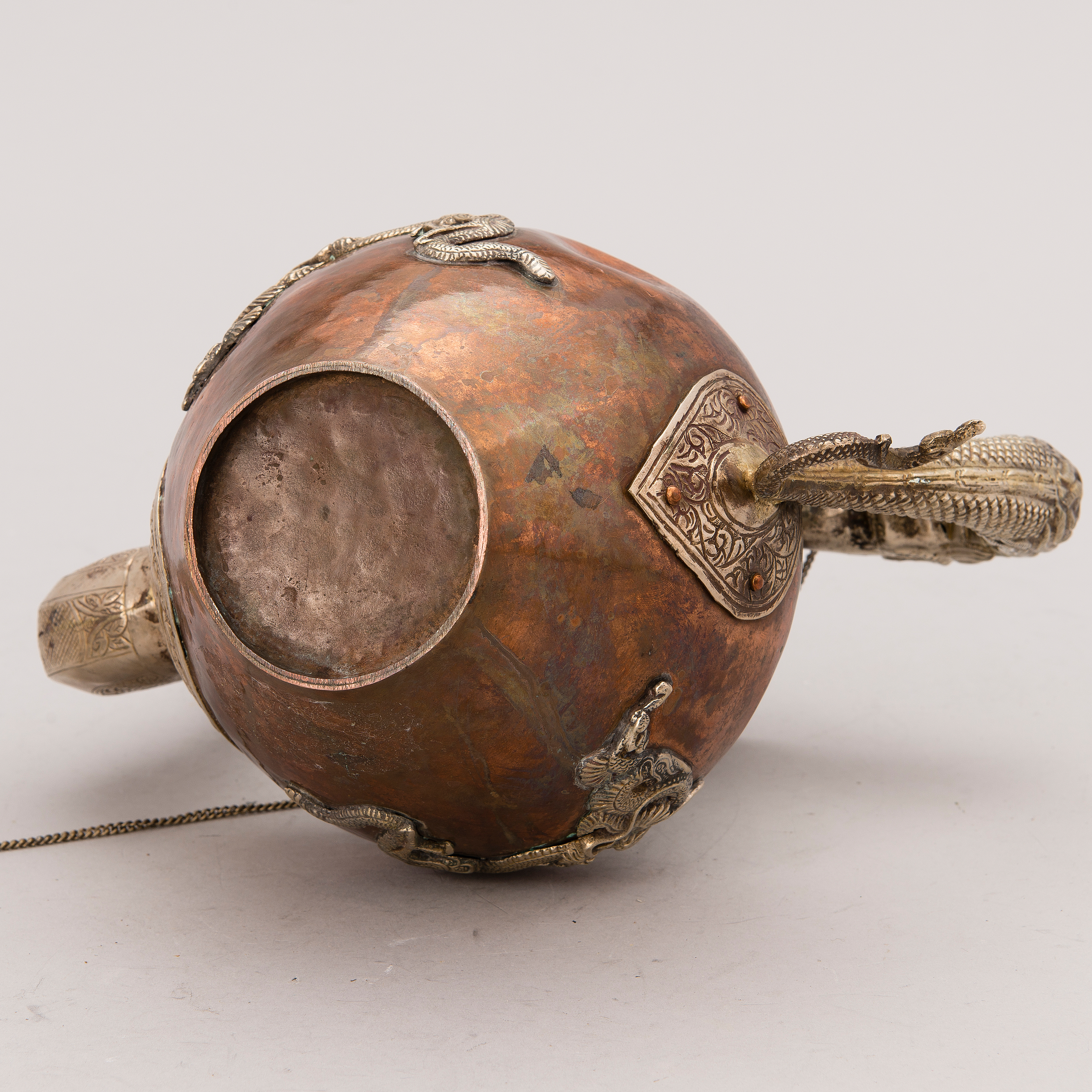 A 20th Century Chinese copper and white metal flagon. - Bukowskis